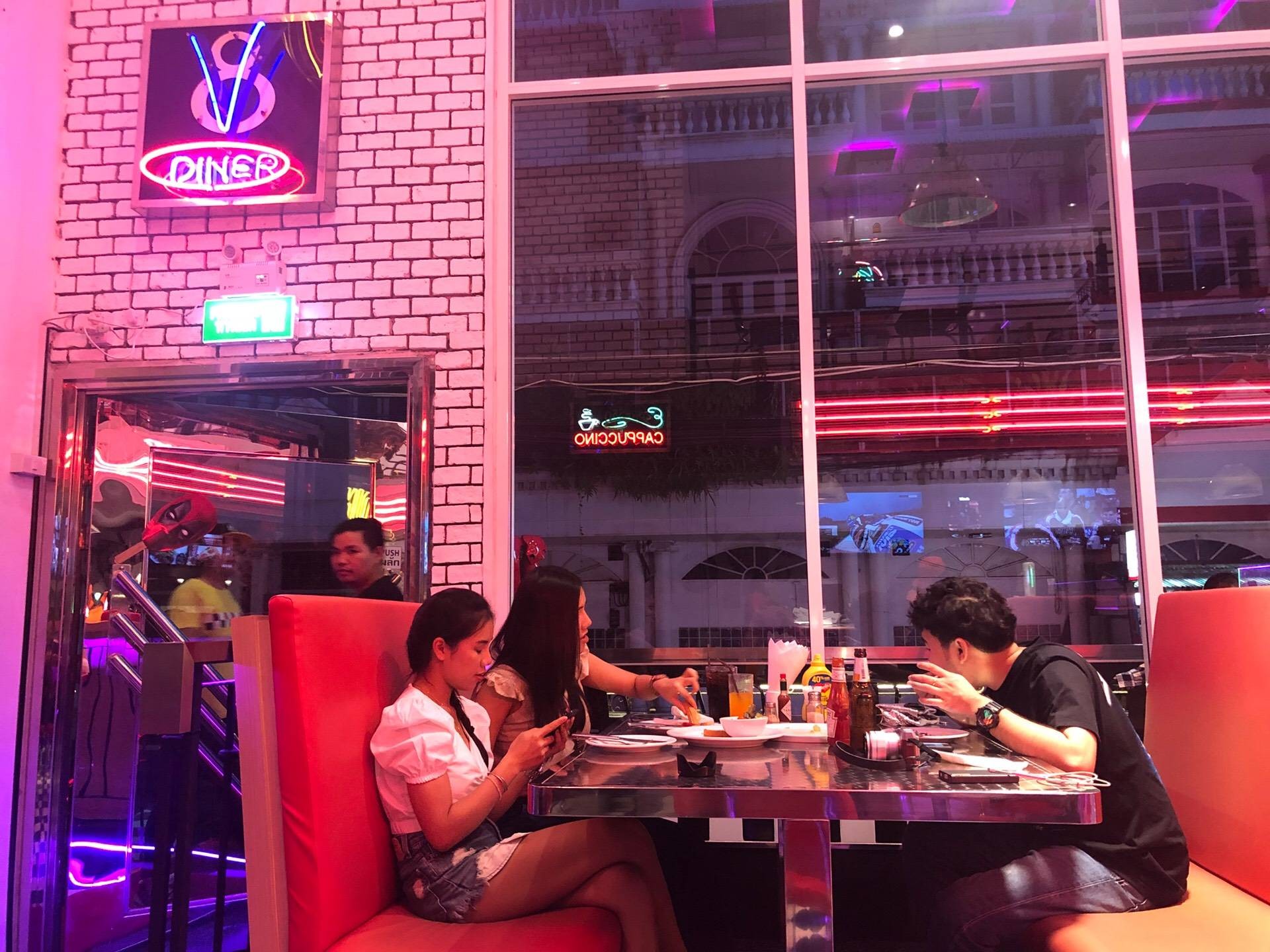รีวิว V8 Diner สุขุมวิท11 - รสชาติอาหารเฉยๆ มาทานเอาบรรยากาศ ถ่ายรูปอะ ...