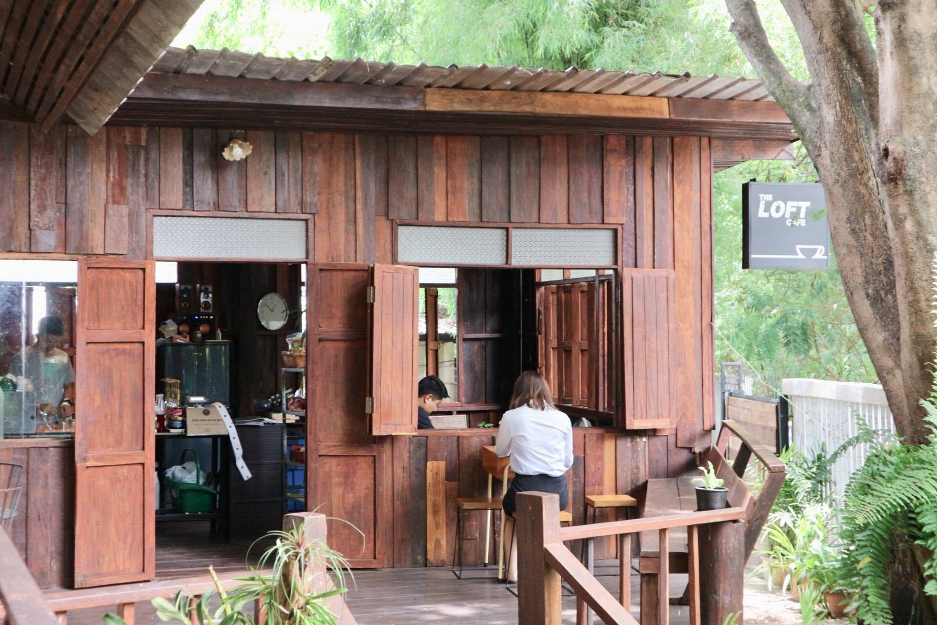 รีวิว The Loft Cafe - มาอีกครั้ง ร้านนี้ปรับปรุงใหม่ สวยงามน่านั่ง