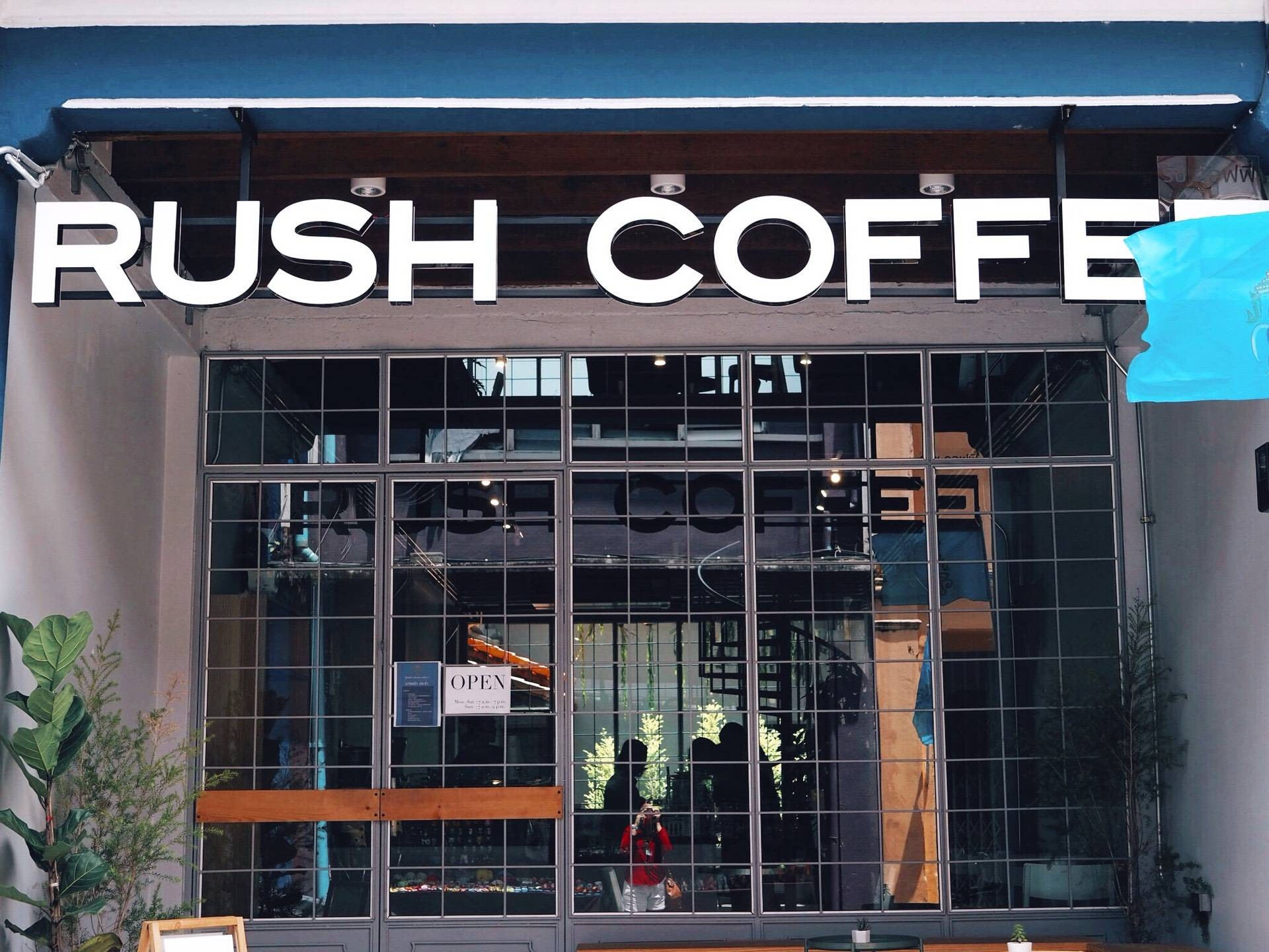 รีวิว Rush Coffee Rommani - ร้านกาแฟ สไตล์minimal ย่านเมืองเก่า