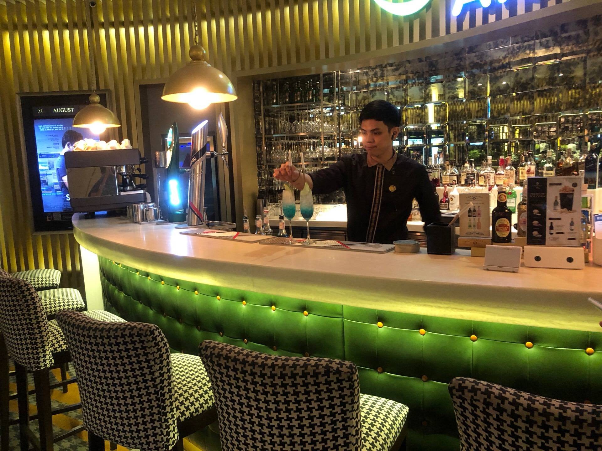 Cocktail Bar ร้าน Lounge of the embassy diplomat screens เซ็นทรัล แอมบา ...