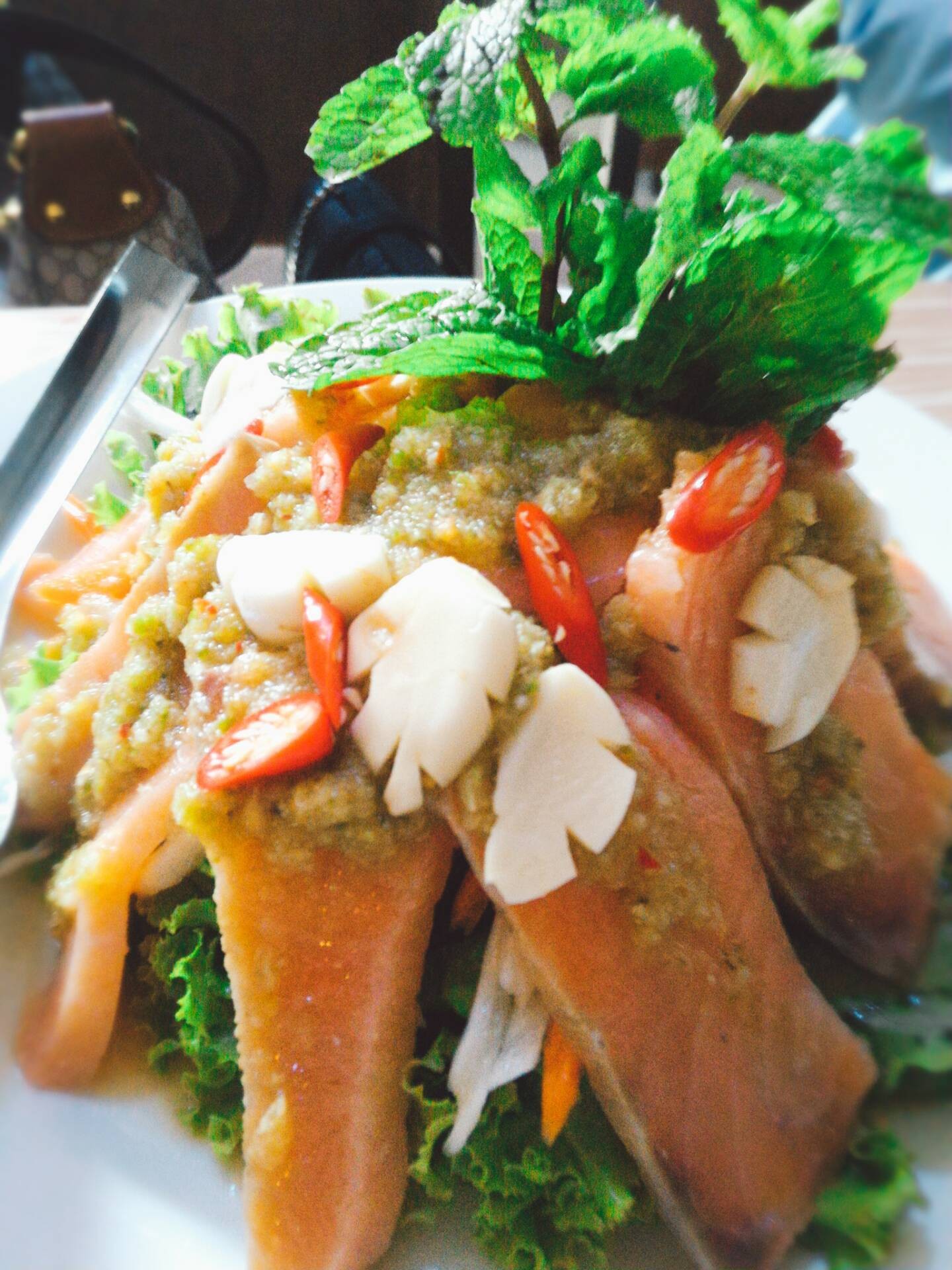 รีวิว Zebra Station - มื้อกลางวัน แต่บรรยากาศกลางคืน