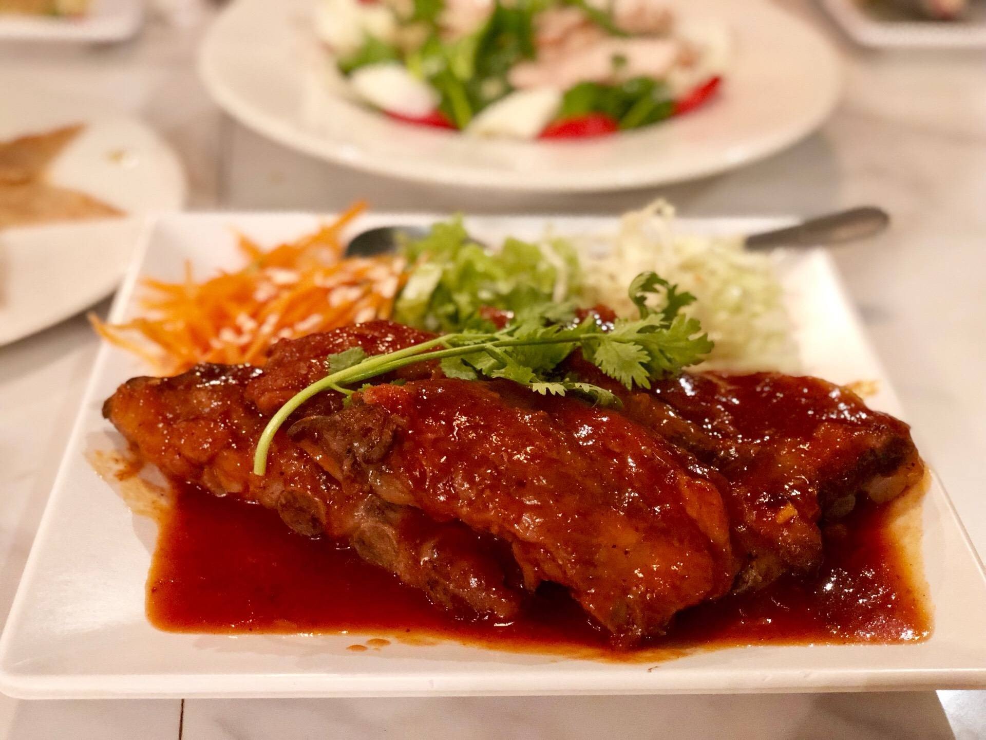 ซี่โครงหมูอ่อนอบซอสบาร์บีคิว • อร่อยยยย ซี่โครงเปื่อยดีค่ะ ร้าน Faroh ...