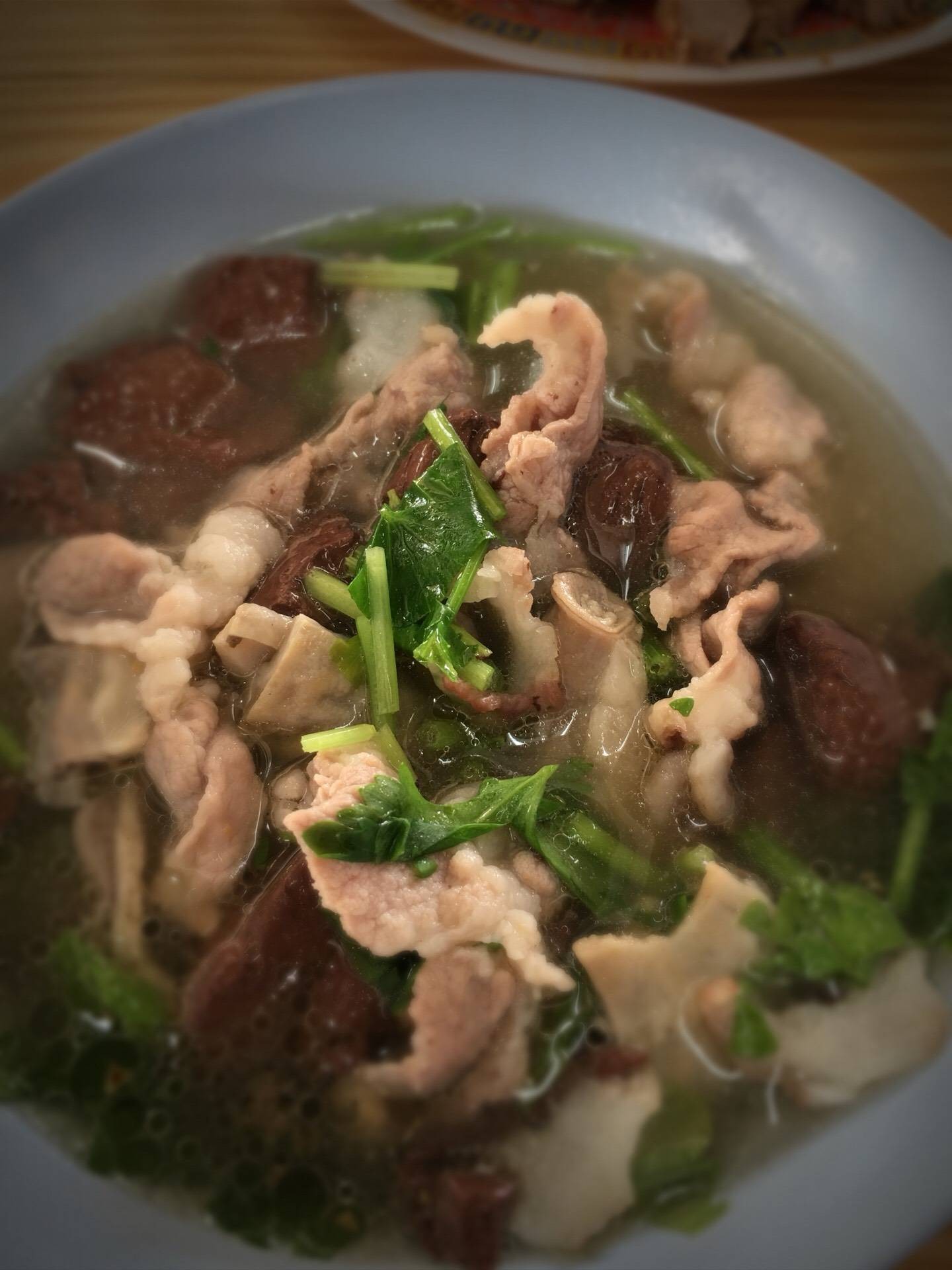 ต้มเลือดหมู • หมูติดมันสำหรับคนที่ชอบ แต่เราไม่ชอบมัน น้ำซุปดีค่ะ ร้าน ...