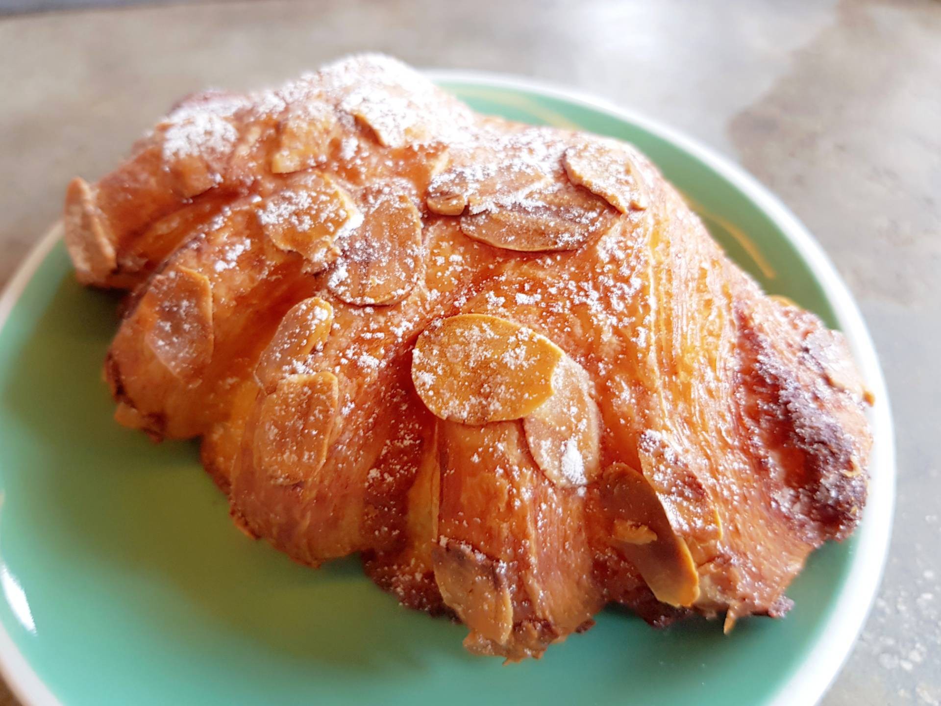 Bear claw • คล้ายครัวซองต์อัลมอนด์ ร้าน RootsBKK Thong Lor