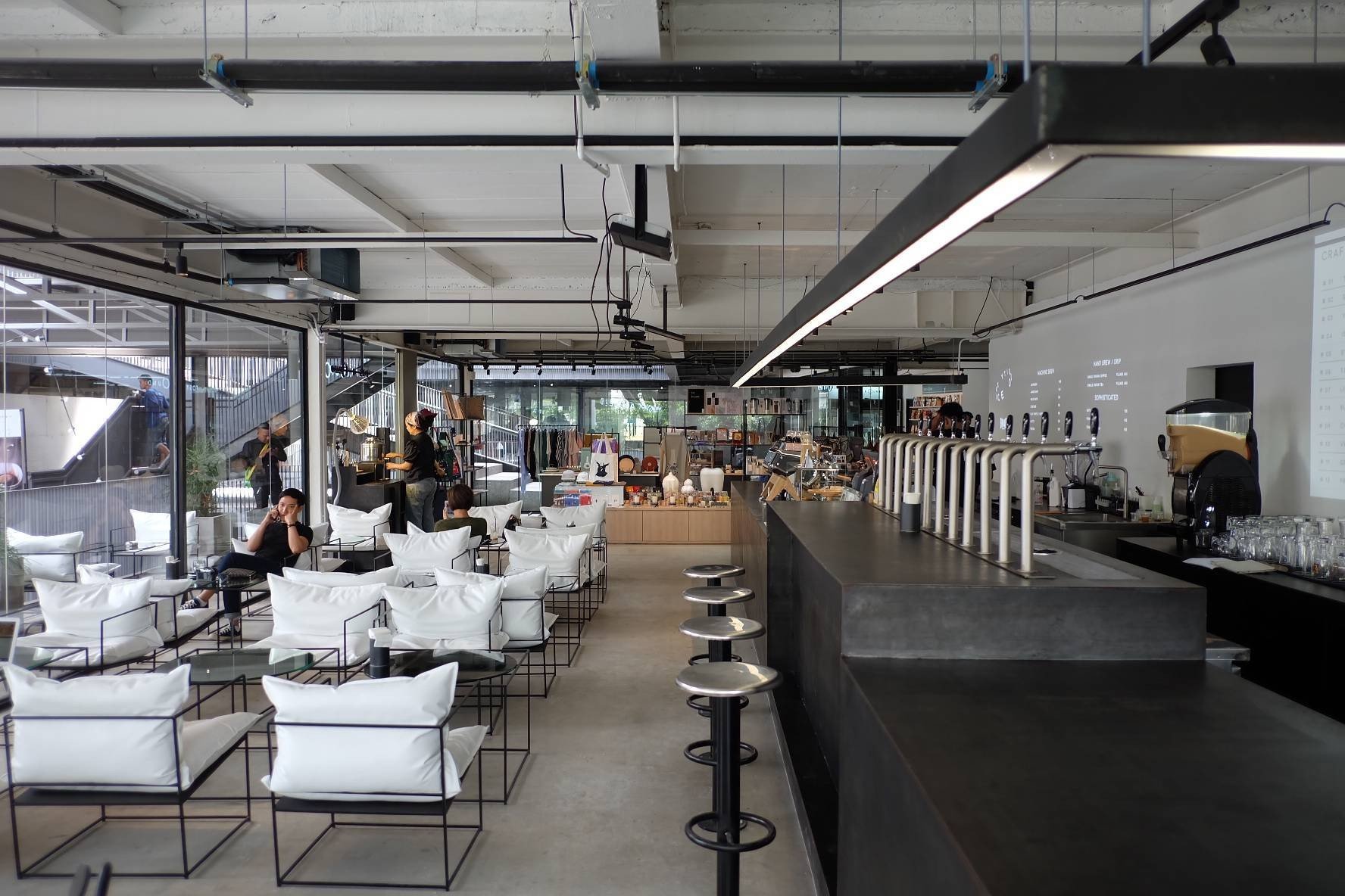 รีวิว Brave Roasters : Seenspace Thonglor - กาแฟดี เบียร์มี ครบๆ