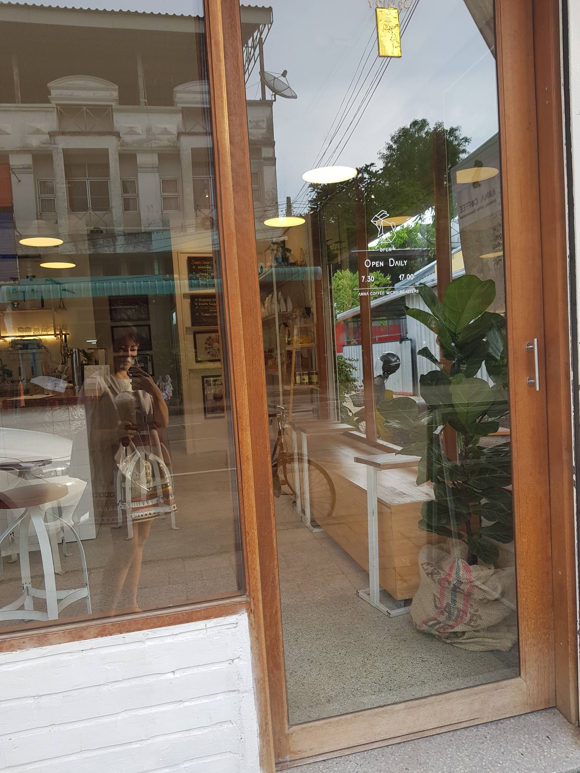 รีวิว Anna Coffee Roasters พิชิตรังสรรค์ - ร้านกาแฟคุณภาพ