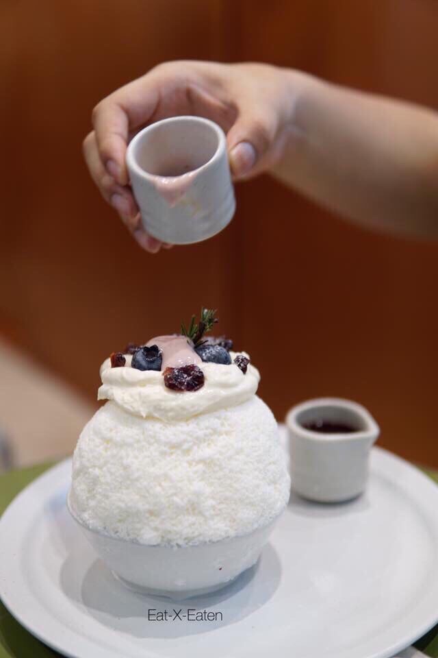 wild berries velvet cream cheese bingsu ร้าน Cheevit Cheeva Siam Square One