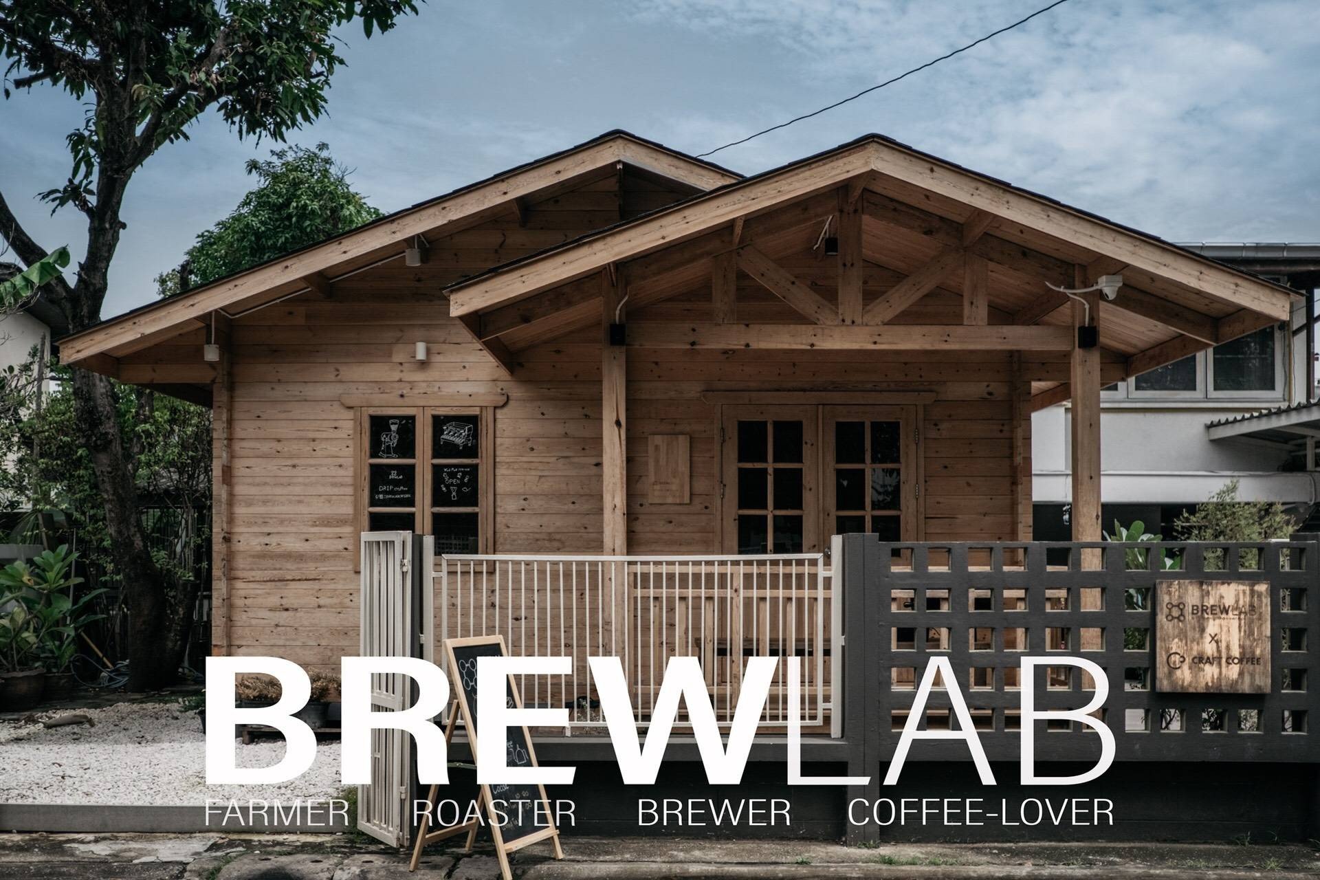 รีวิว Brewlab - “ผมอยากให้คนไทยได้กินกาแฟดีดี” เมื่อคุณ Ben เจ้าของร้านพูดกับเรา ในขณะที่กำลังดร ...