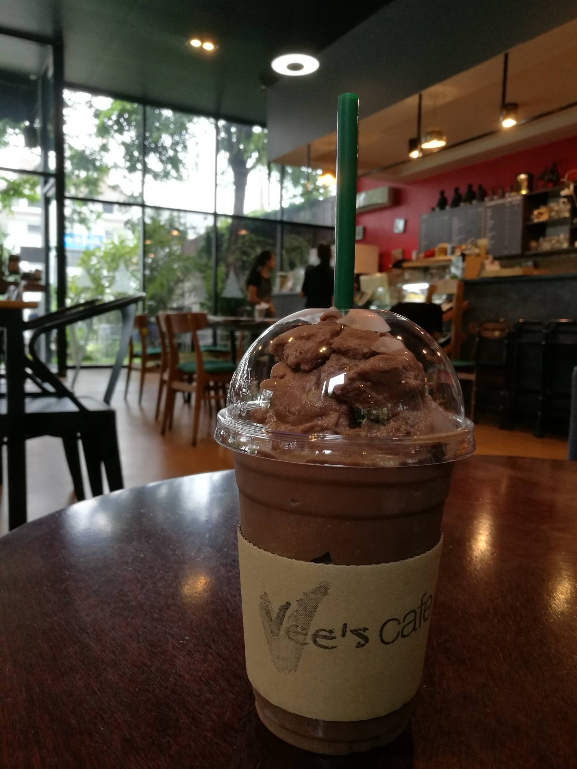 รีวิว Vee's Cafe - อาหารและเครื่องดื่ม รสชาติกลางๆ ในร้านอากาศร้อนไปหน่อยนะ