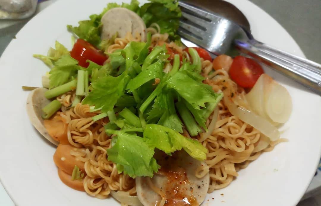 สูตร ยำบะหมี่กึ่งสำเร็จรูป ^^หมอยู หมูยอ ^^ พร้อมวิธีทำโดย DawDaw Homemade