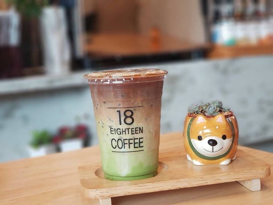 รีวิว 18 Eighteen Coffee - เครื่องดื่มมีทั้งแบบปกติ และก็แบบนมอัลมอนล์ ...