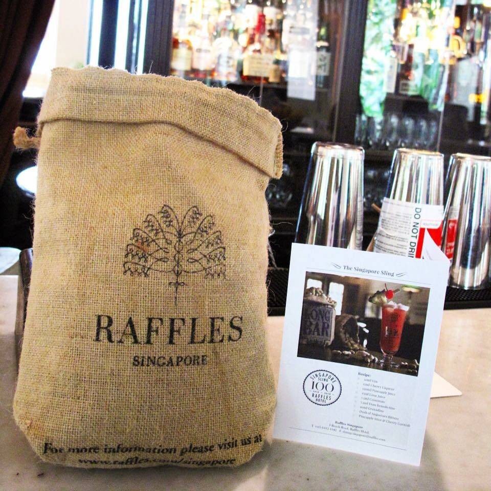 Free Peanuts ร้าน Bar & billiard Room raffles hotel singapore สิงค์โปร์