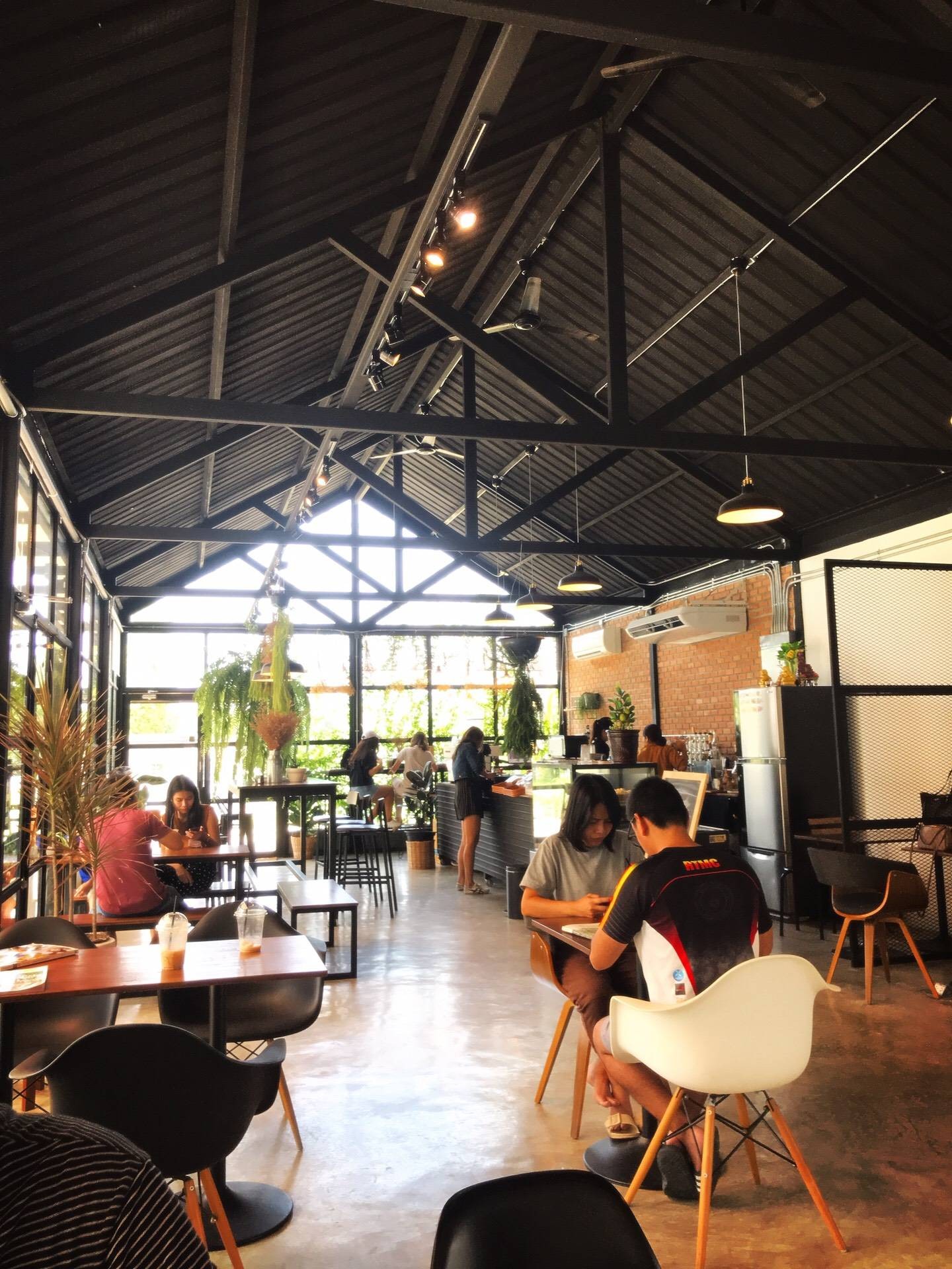 รีวิว The Nine Coffee & Bakery - ร้านกาแฟริมถนน 9 กิโล