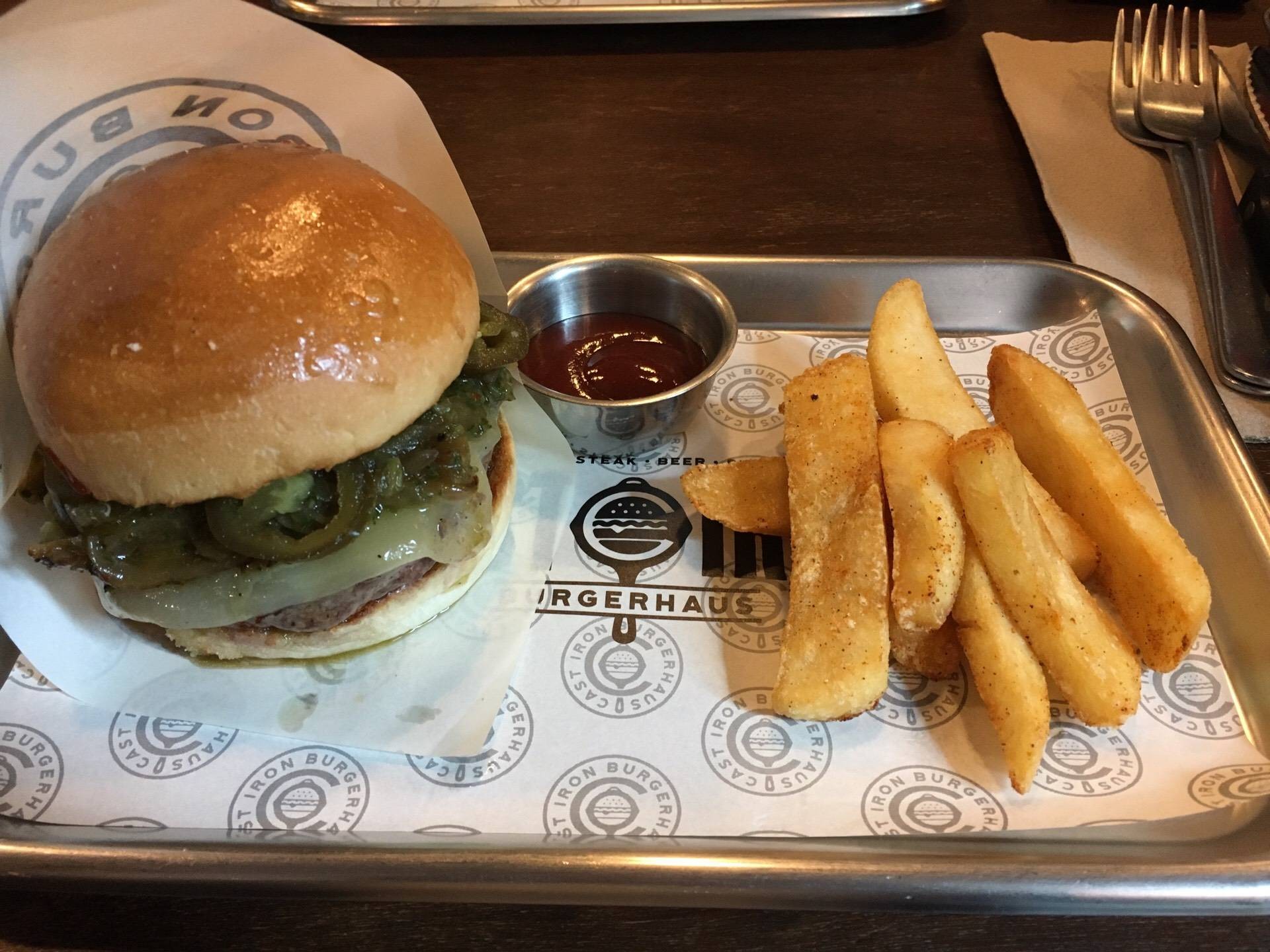 รีวิว Cast Iron Burgerhaus - ร้าน burger คุณภาพดีงามมากก คุ้มค่าาา ...