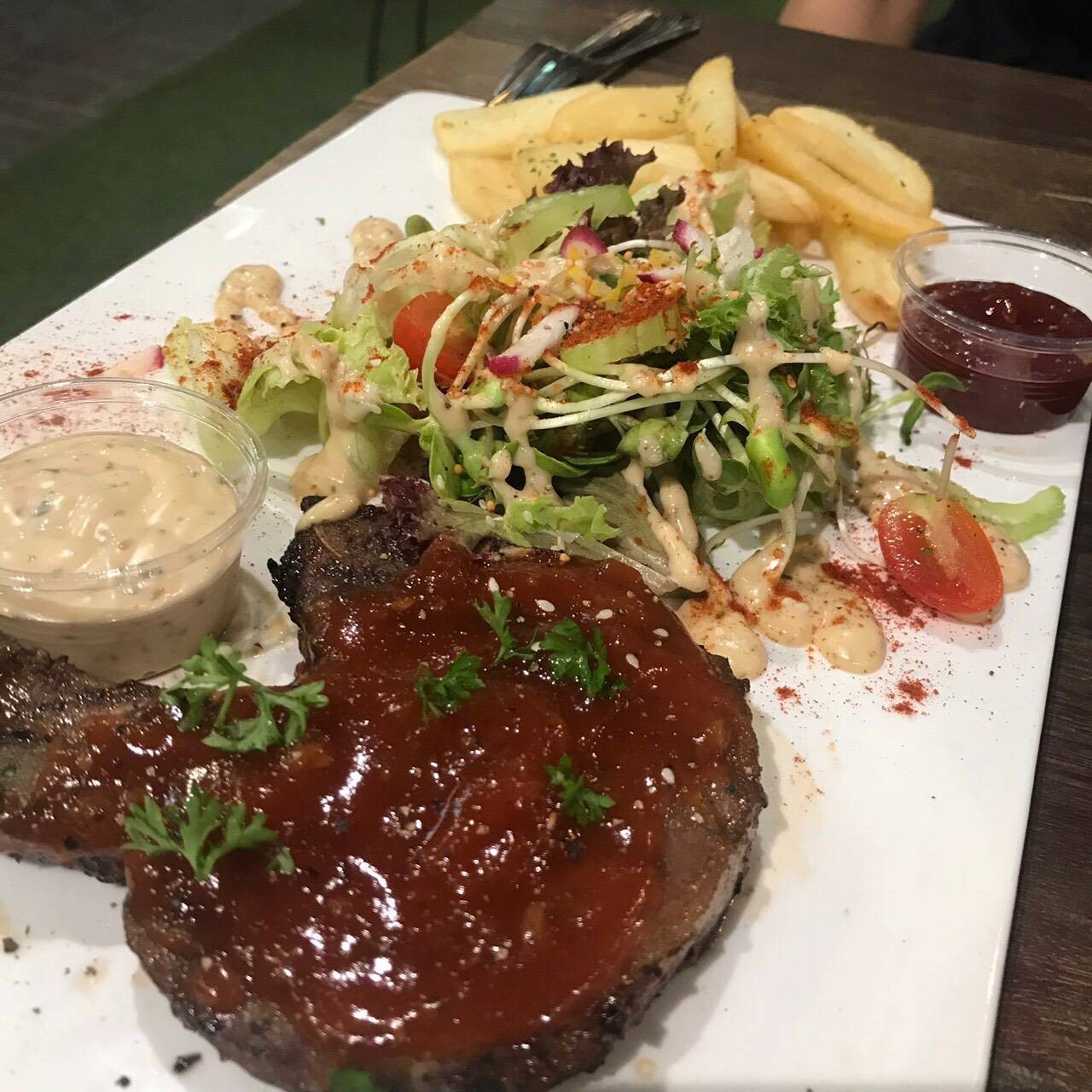 พอร์ค ชอพ • Pork Shop เสริฟ์คู่กับสลัดและมันฝรั่งทอด เนื้อชุ่มฉ่ำ ร้าน ...