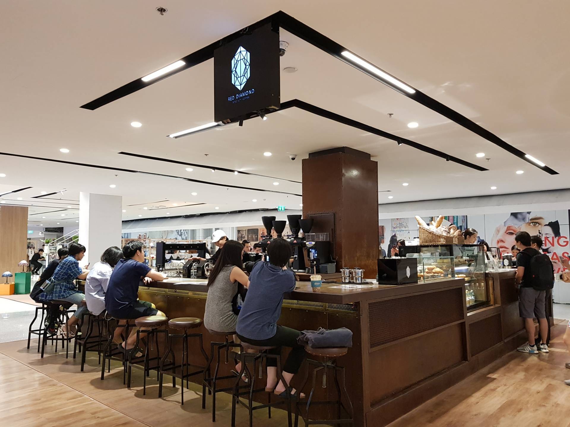 รีวิว Red Diamond Cafe เซ็นทรัลเวิลด์ - กาแฟดีมีระดับ รสละมุนลิ้น - Wongnai