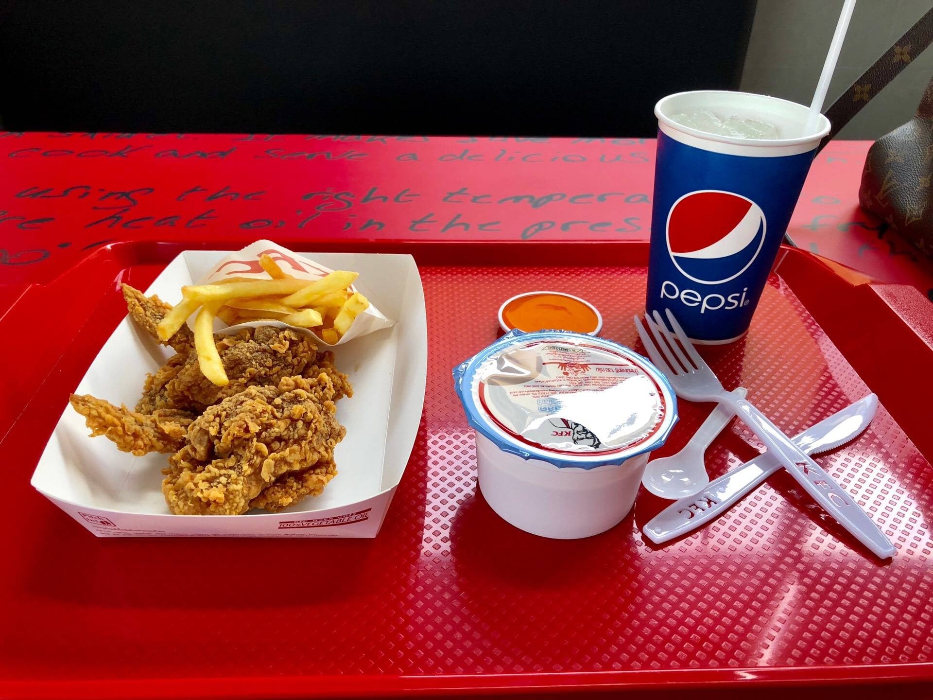 รีวิว KFC Little Walk Pattaya - สาขานี้น้องพนักงานน่ารักถ้าเป็นแบบนี้ ...