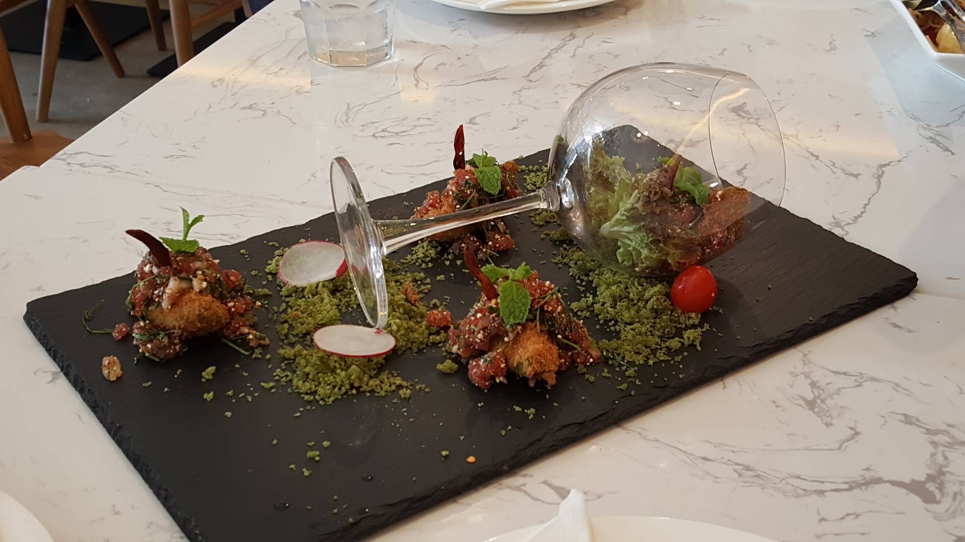 ก้อยทูน่าอาโวคาโด้ ร้าน Quayside Cafe And Eatery