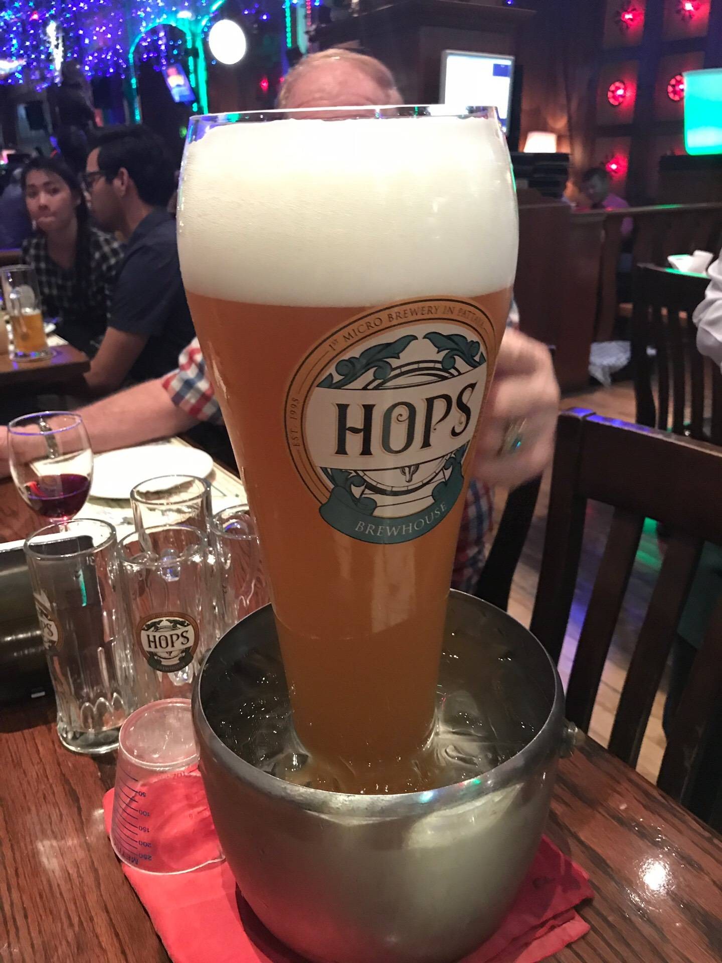 รีวิว Hops Brewhouse - อาหารอร่อยมากก มาเร็ว เพลงเพราะ แต่คนเยอะหน่อย ...