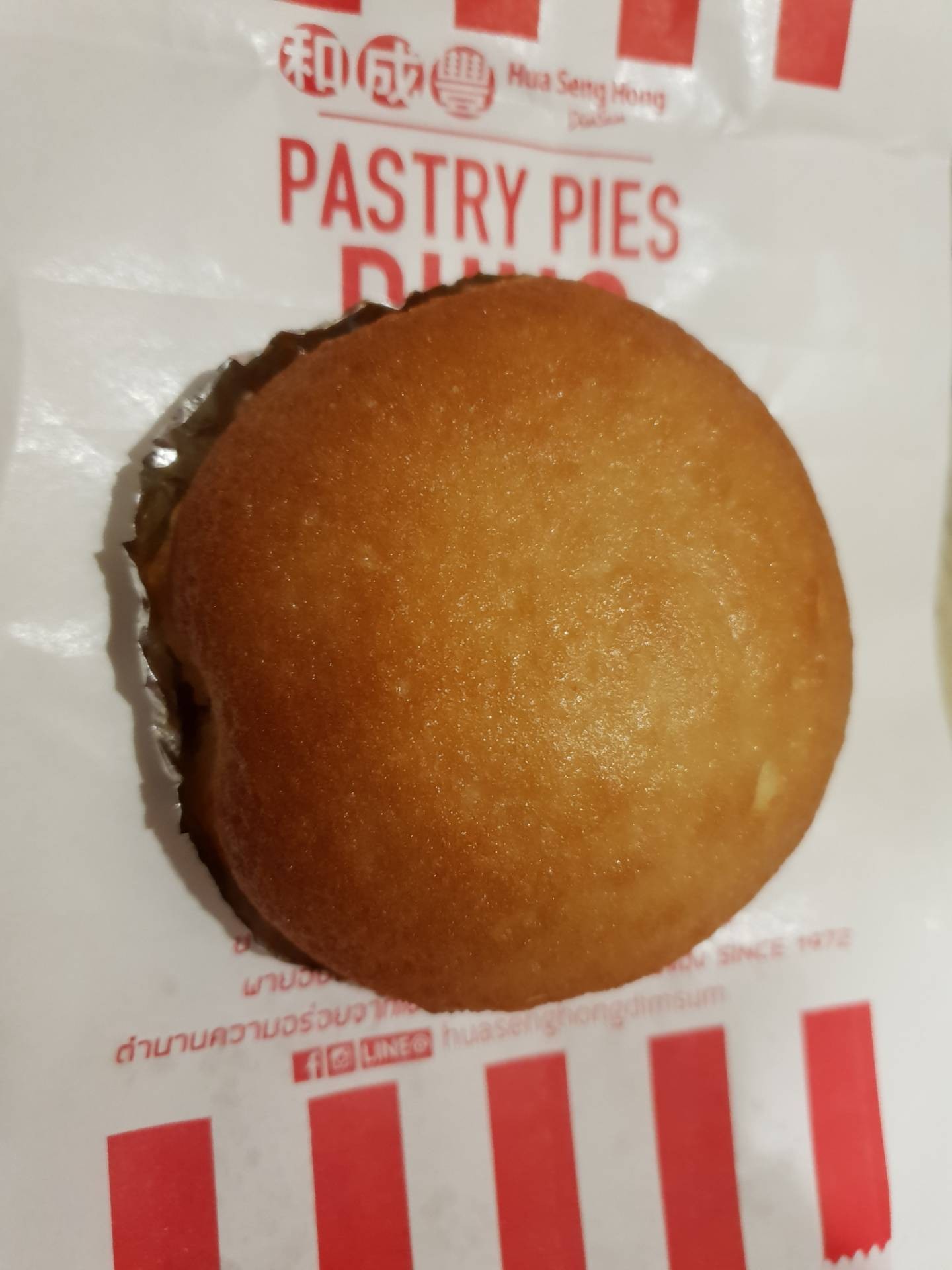 เปาอบหิมะหมูแดง • เนื้อแป้งหนากรอบ มีรสหวานเล็กน้อย ตัวไส้หมูแดงก็อร่อย ...