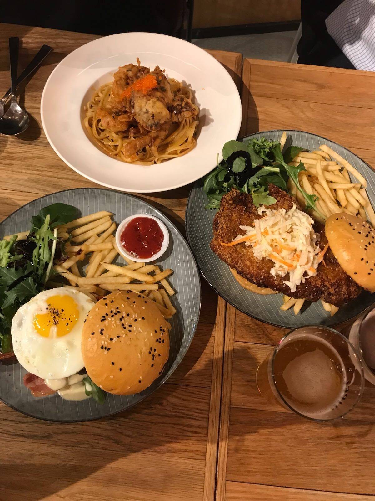 รีวิว The Assembly Ground @The Cathay #01-21 - Overpriced food but good ...
