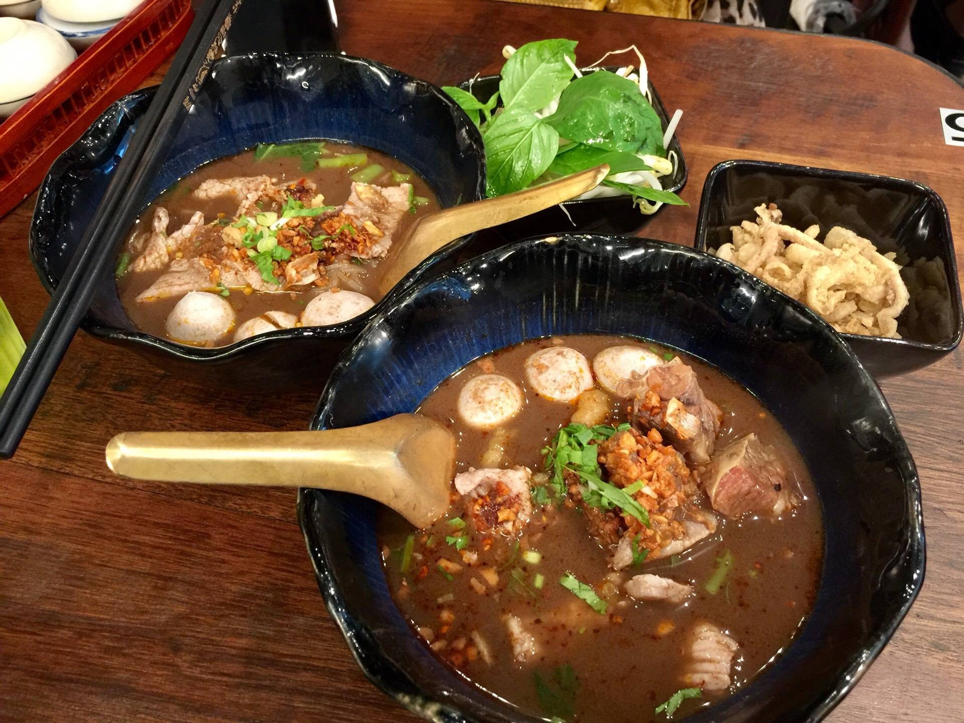 E8. แซ่บแห้งหมูสด ร้าน ThongSmith Central Embassy ชั้น 5