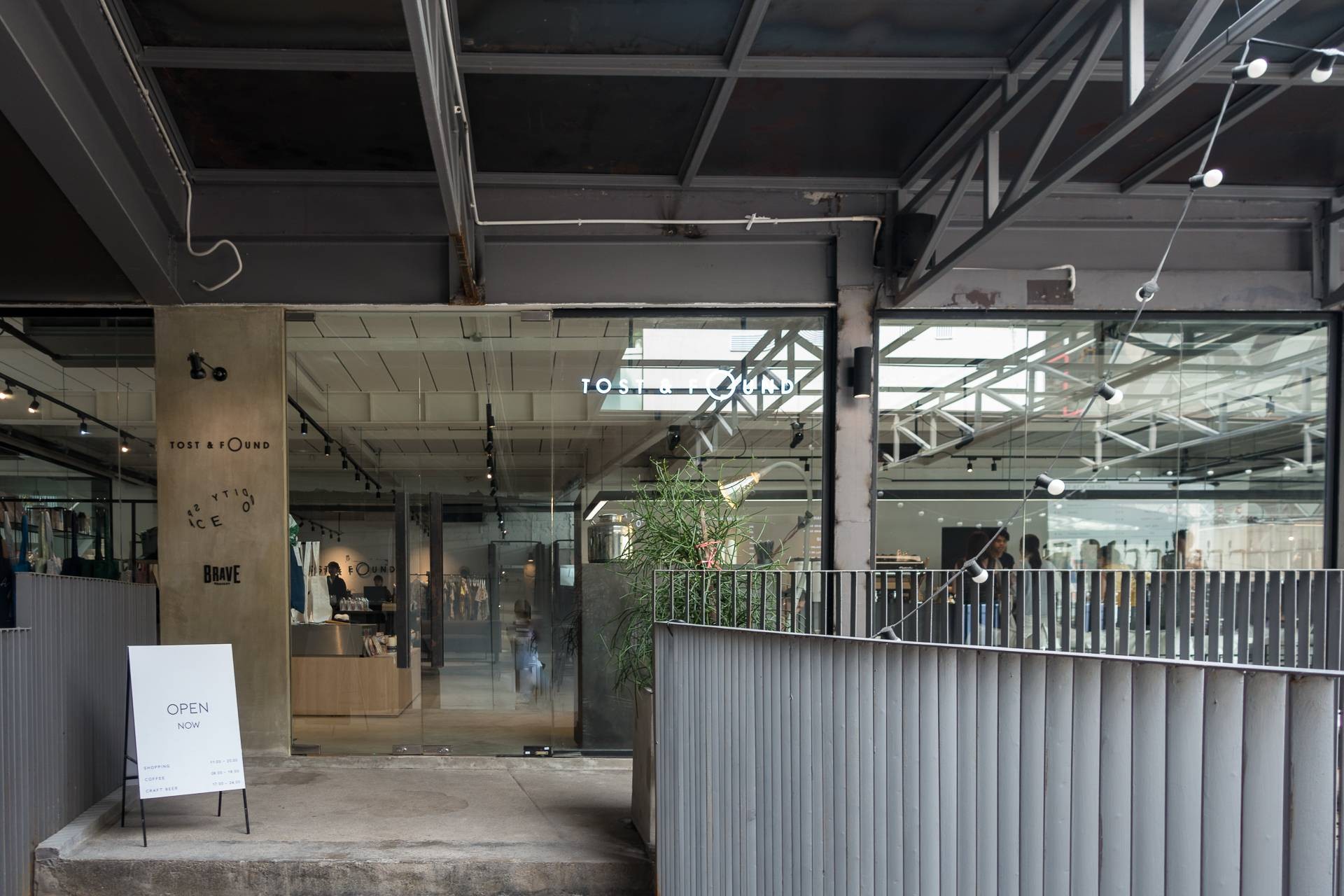 รีวิว Brave Roasters : Seenspace Thonglor - กาแฟคั่วอ่อนชงแบบพุ่งๆแต่ ...