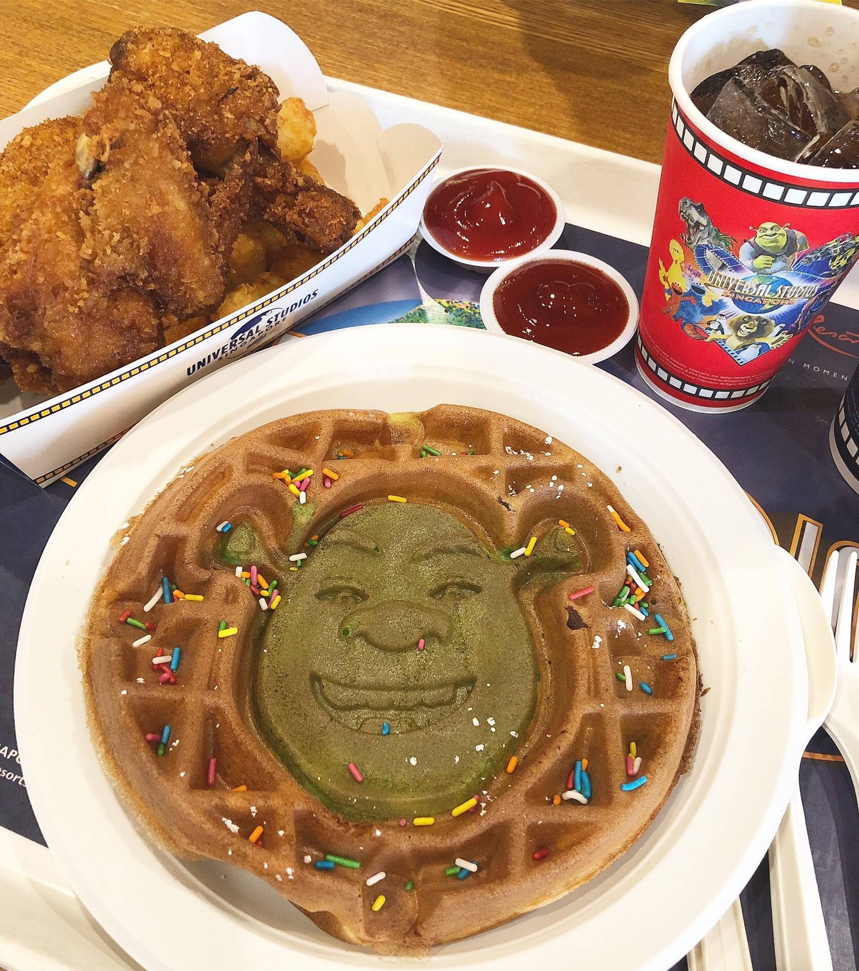 รีวิว shrek waffle universal singapore - อร่อยทุกอย่าง! - Wongnai
