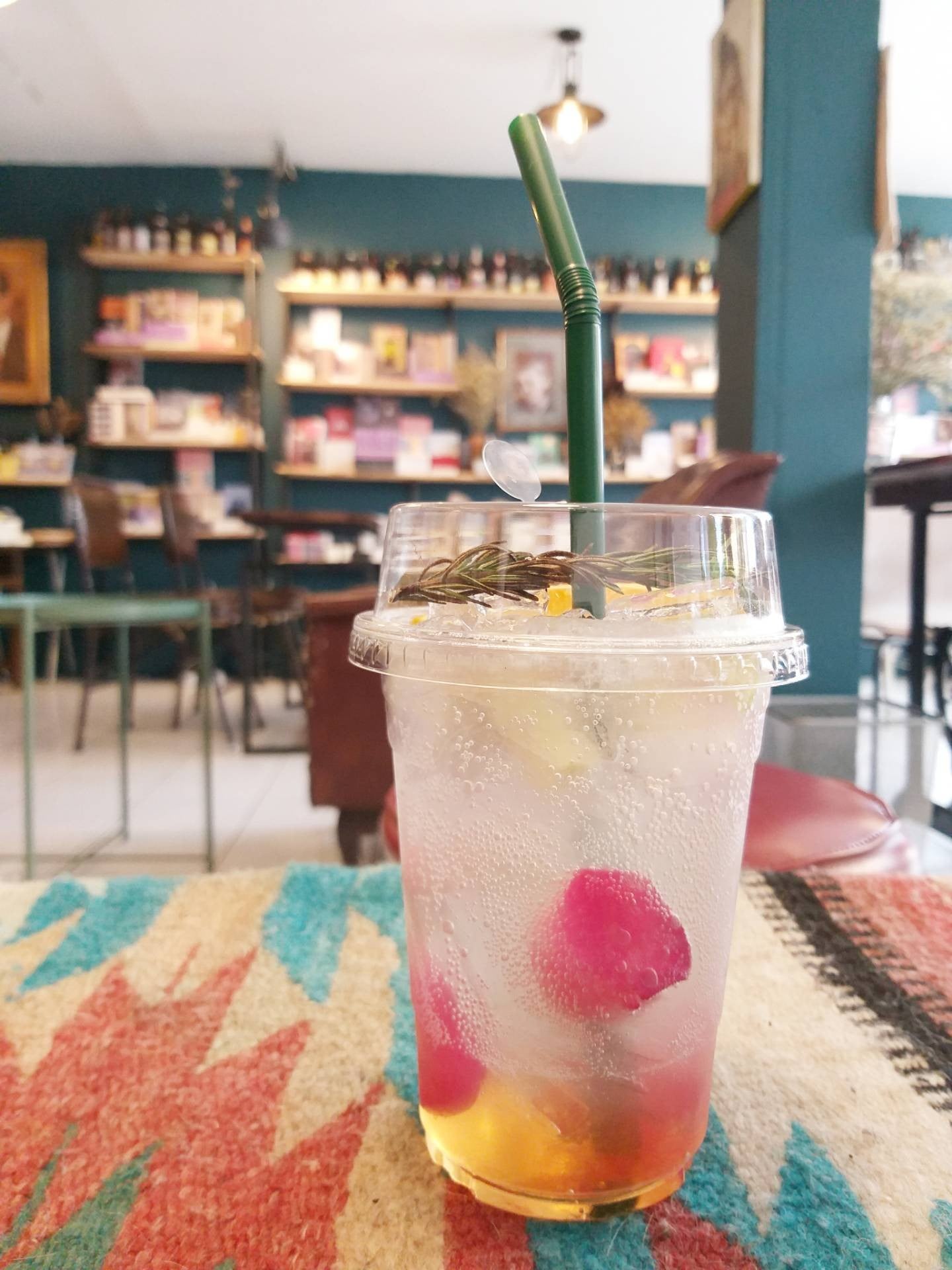 รีวิว No-Name CAFE - ชอบเครื่องดื่มโซดาร้านนี้ บรรยากาศ และแมวเหมียว