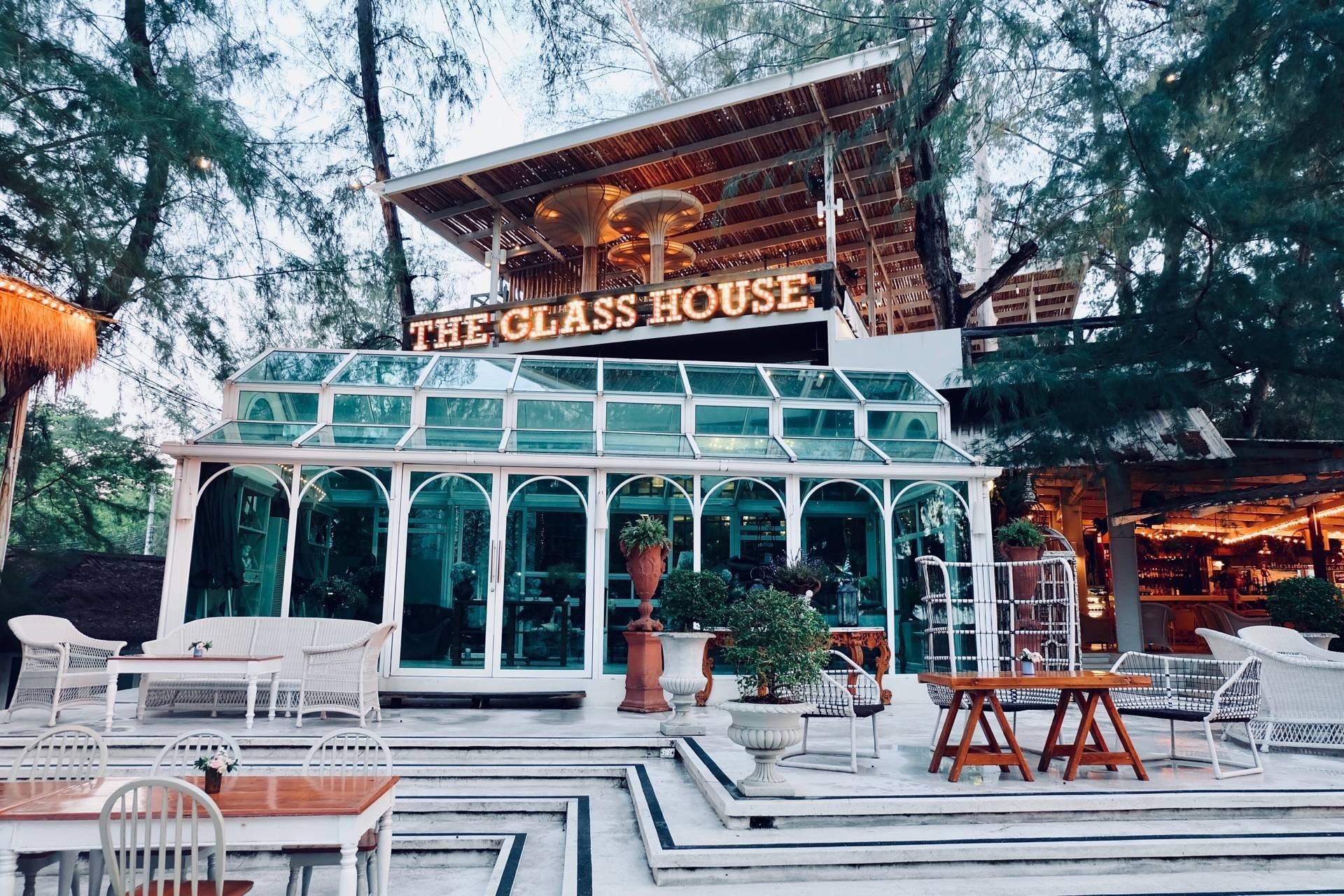 รีวิว The Glass House นาจอมเทียน - ร้านอาหารทะเล นั่งชิลริมหาด ที่ไม่ ...