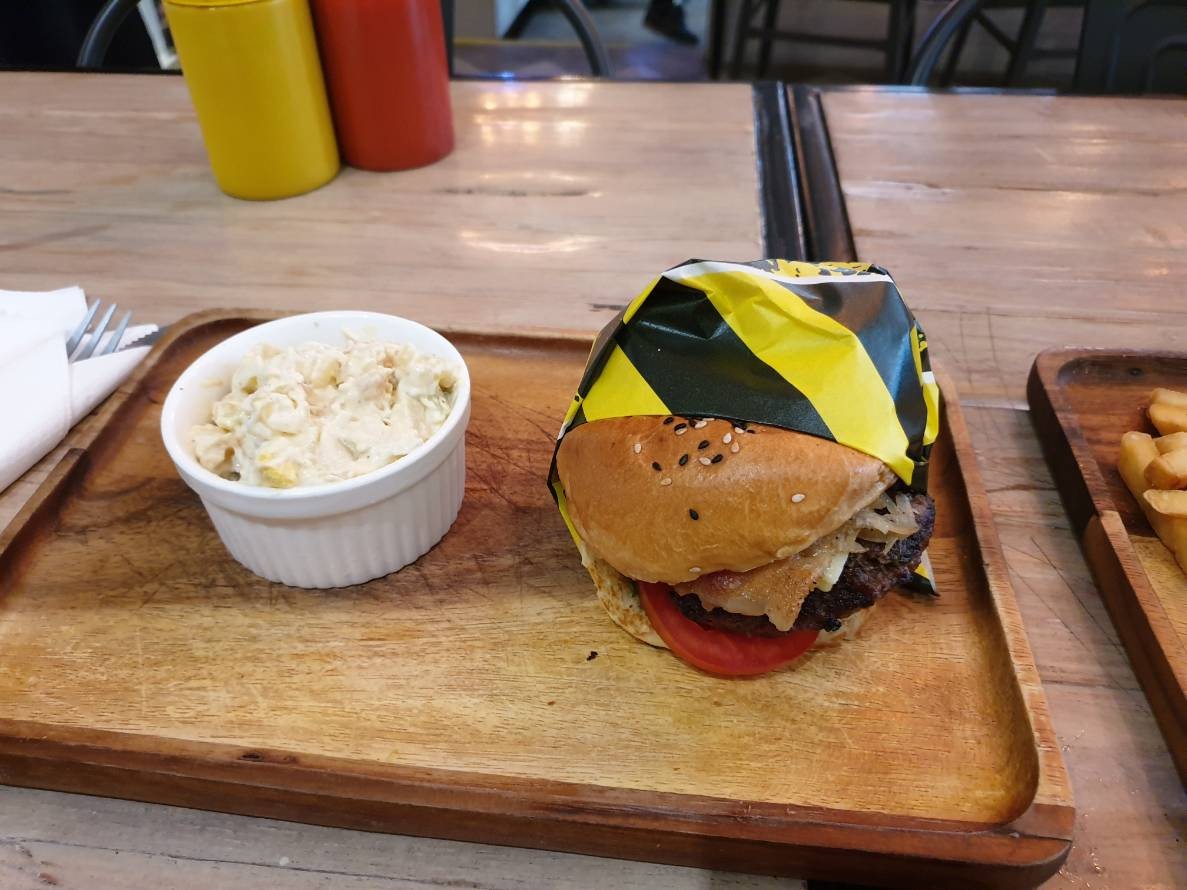 รีวิว Bad Burger Bangkok - รสชาติโอเคร แต่ห้องน้ำสกปรกมากๆๆ Taste is ok ...