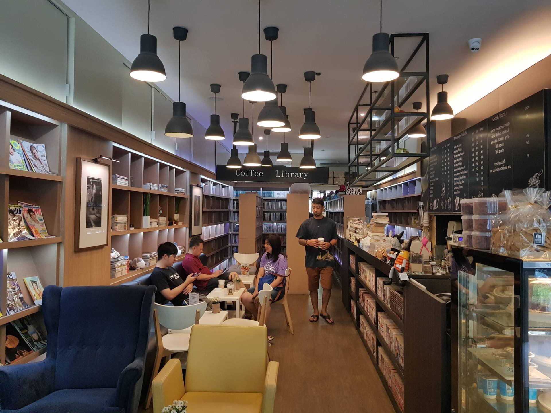 รีวิว coffee library - กาแฟ + หนังสือ = อยู่ได้ทั้งวัน