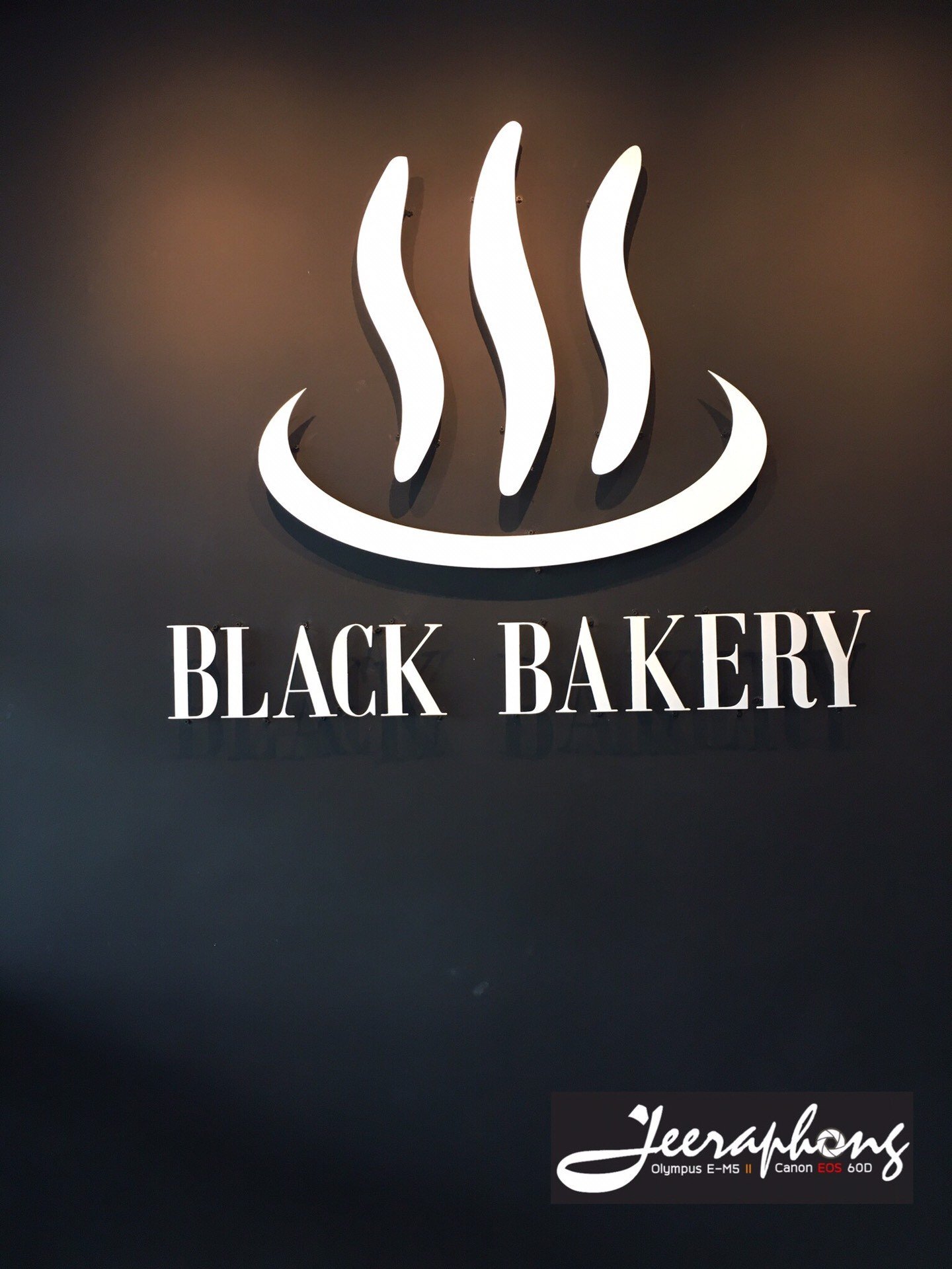 รีวิว Black Bakery - บรรยากาศดี แต่งร้านสวย กาแฟอร่อย