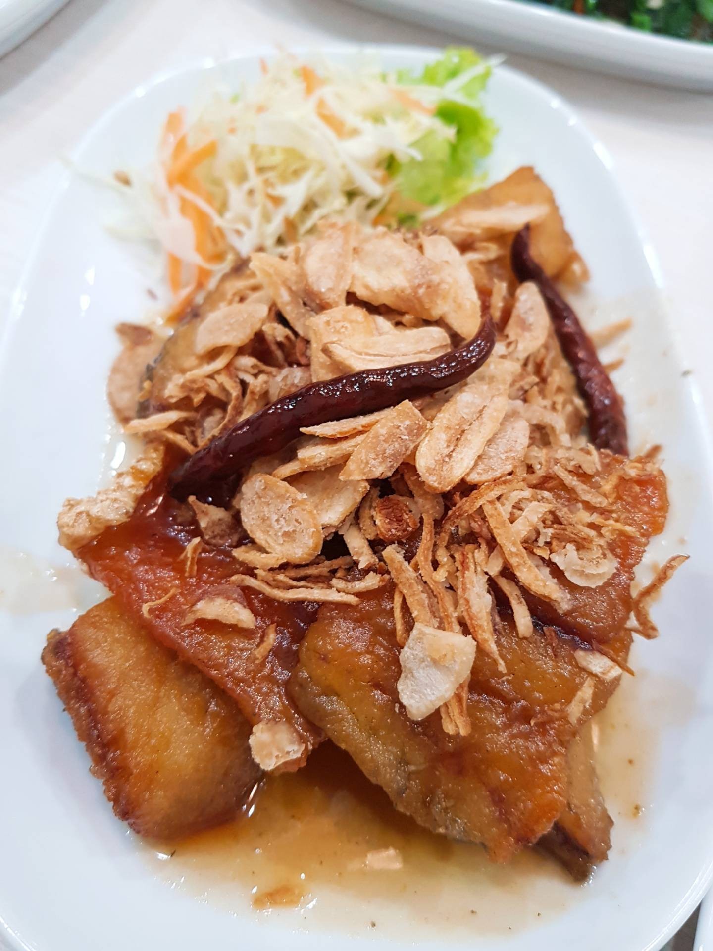 ปลากระพงทอดซอสมะขาม ร้าน สเต็กลาว ลาซาล (Steak Lao Lasalle) ลาซาล