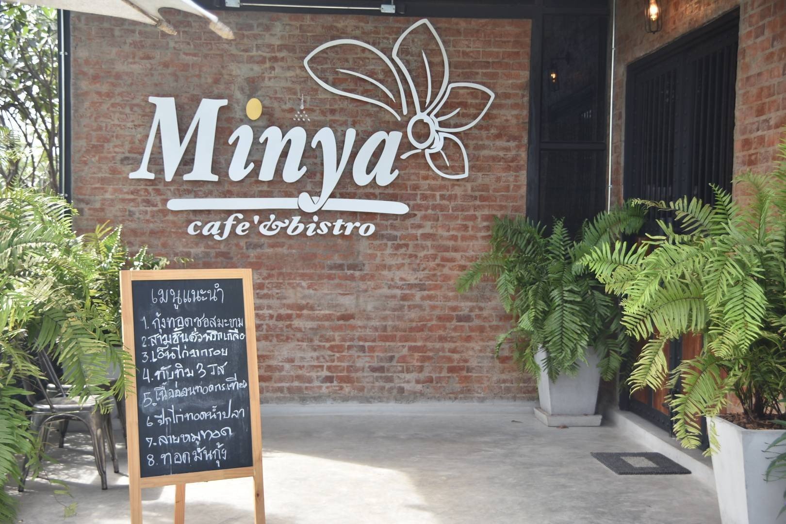 รีวิว Minya Cafe & Bistro - บรรยากาศ ดีมาก