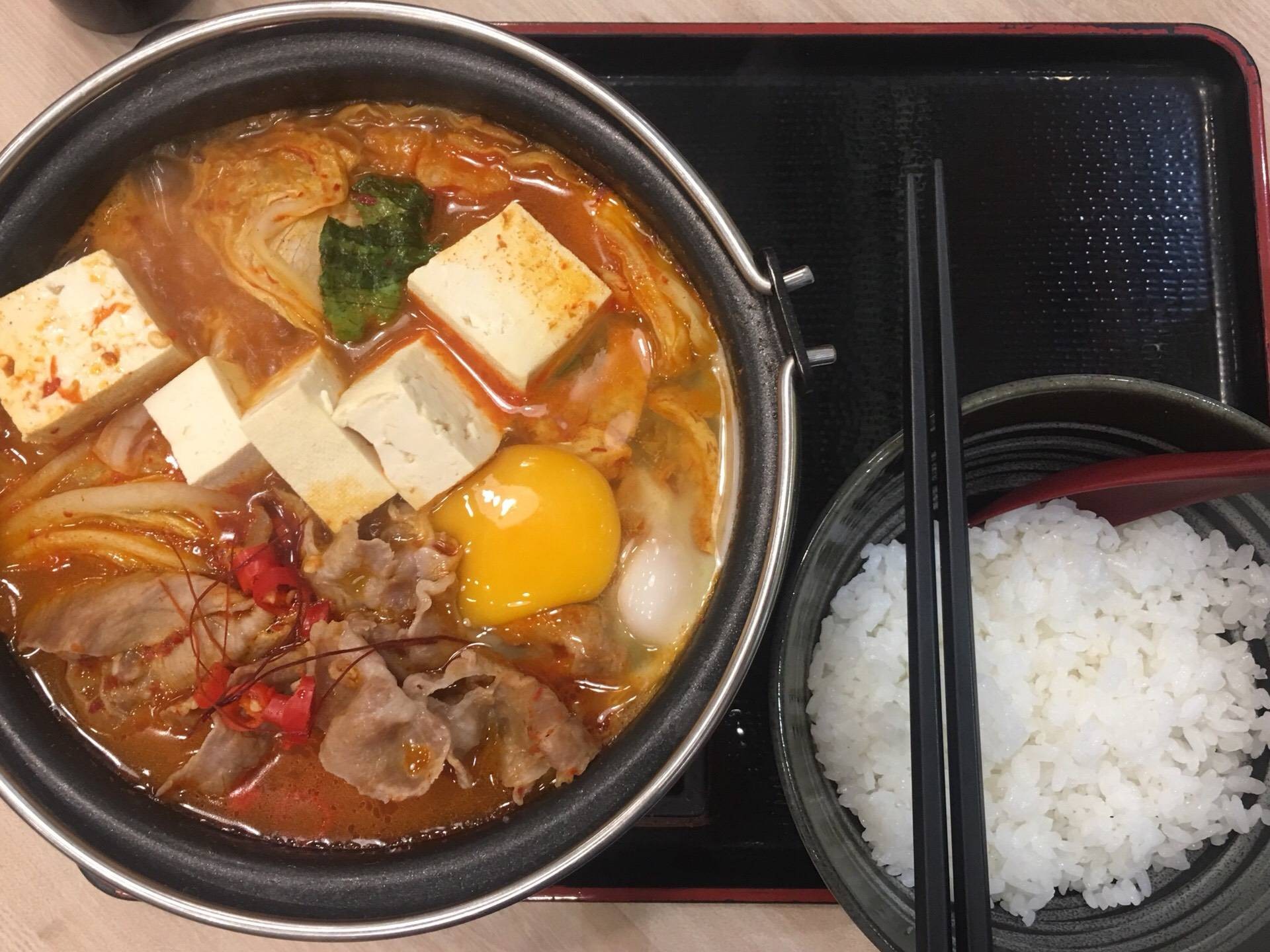 รีวิว โยชิโนยะ ข้าวหน้าเนื้อ Chamchuri Square - ชุดสุกี้กิมจินาเบะหมู