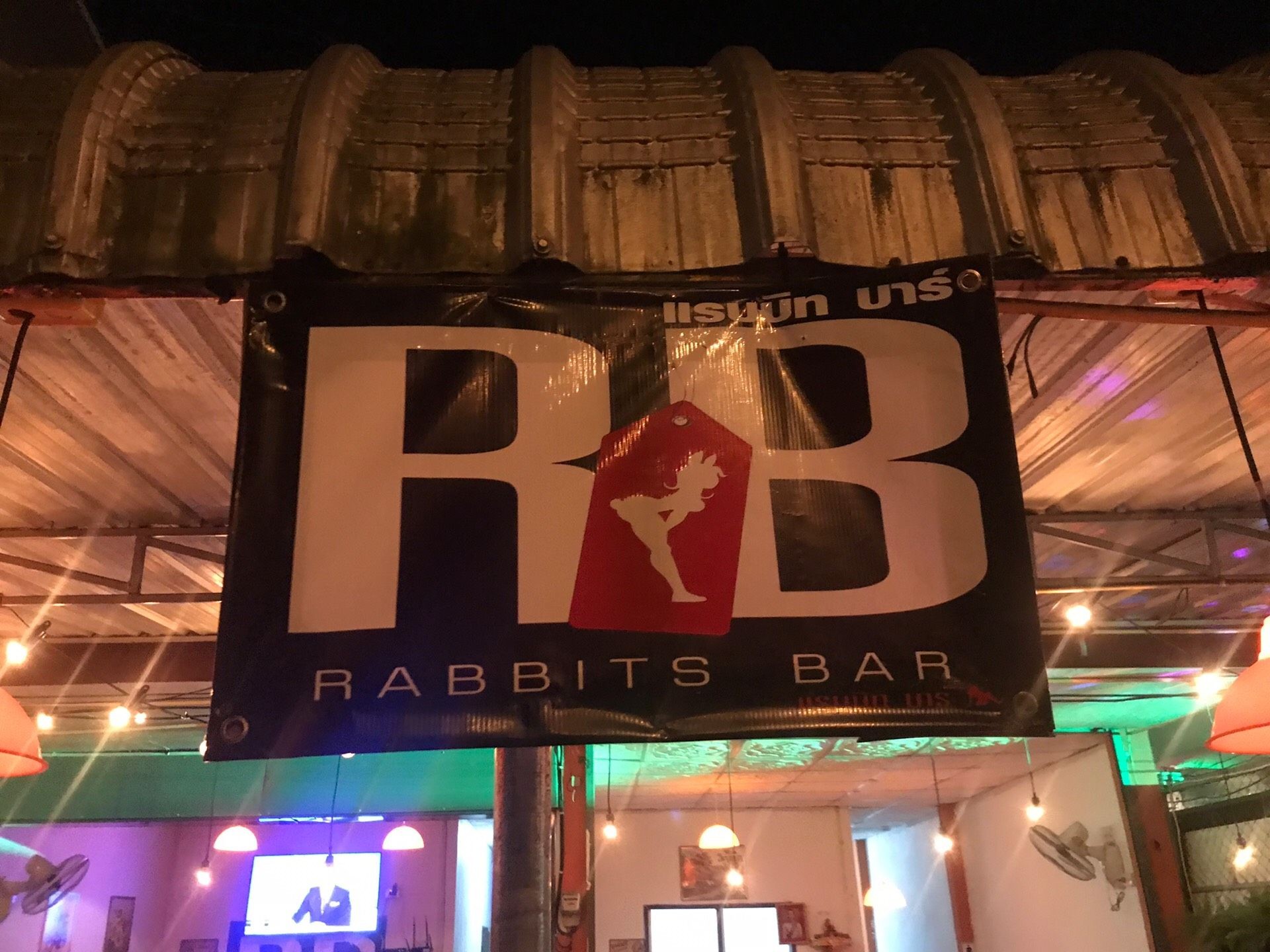 รีวิว Rabbits Bar - อึกทึกคึกโครมสุดๆในย่านนี้..