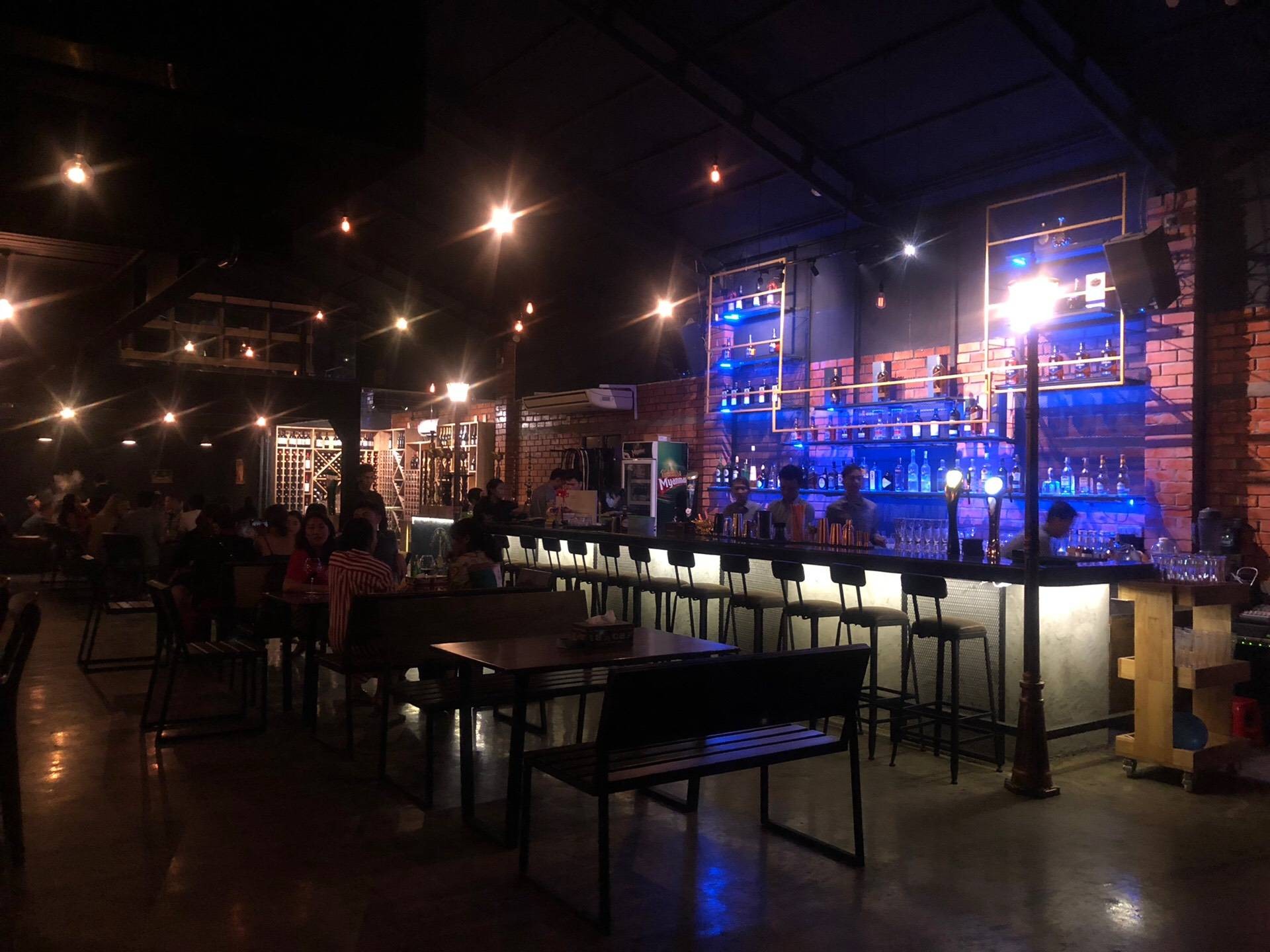 รีวิว Rich Bar - ร้านแฮงค์เอ้าเปิดใหม่ เหมาะกับนั่งชิลล์ ดูดชิชา ดื่มไวน์