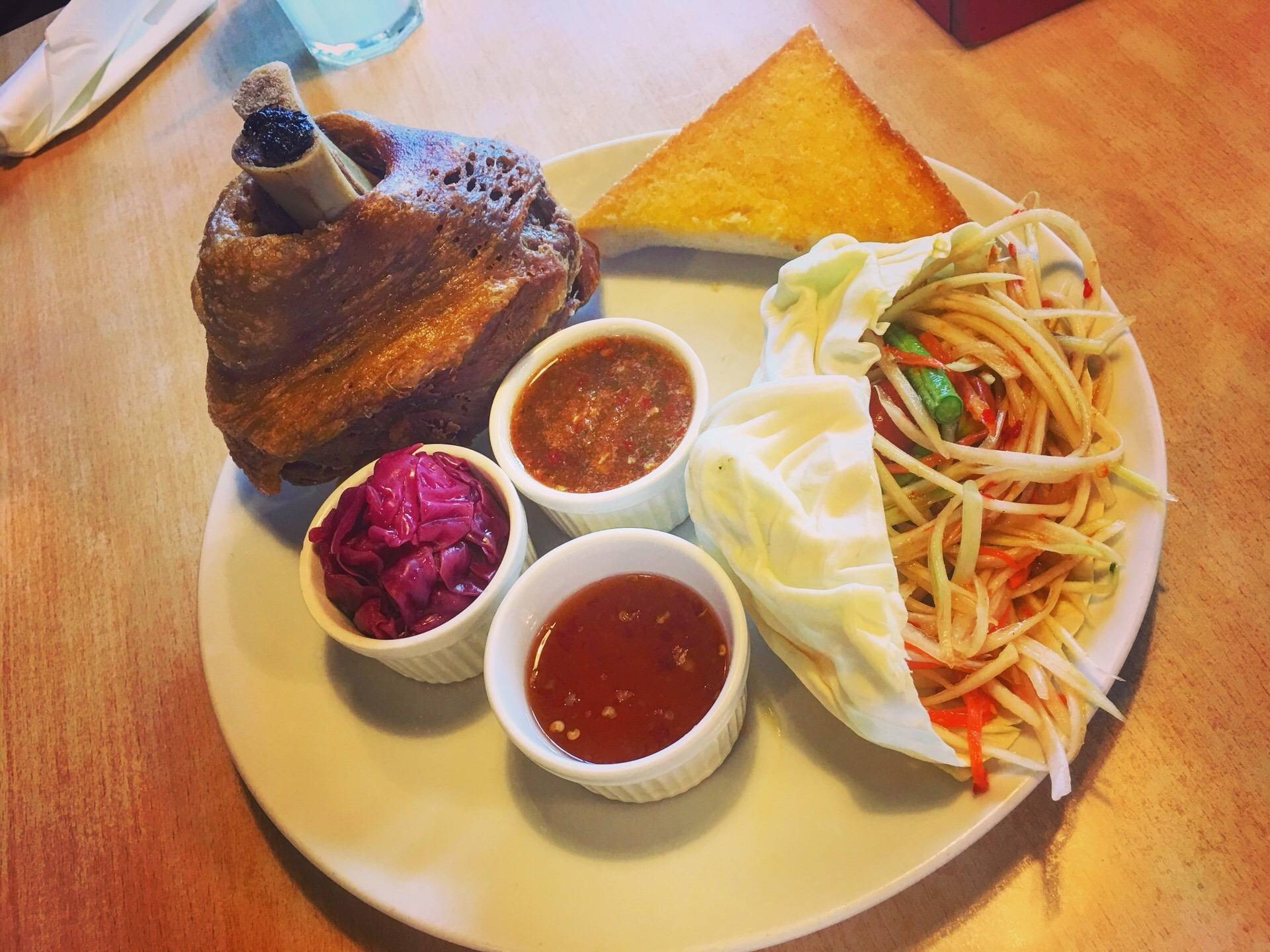 ขาหมูเยอรมัน ร้าน Eat Am Are รางน้ำ