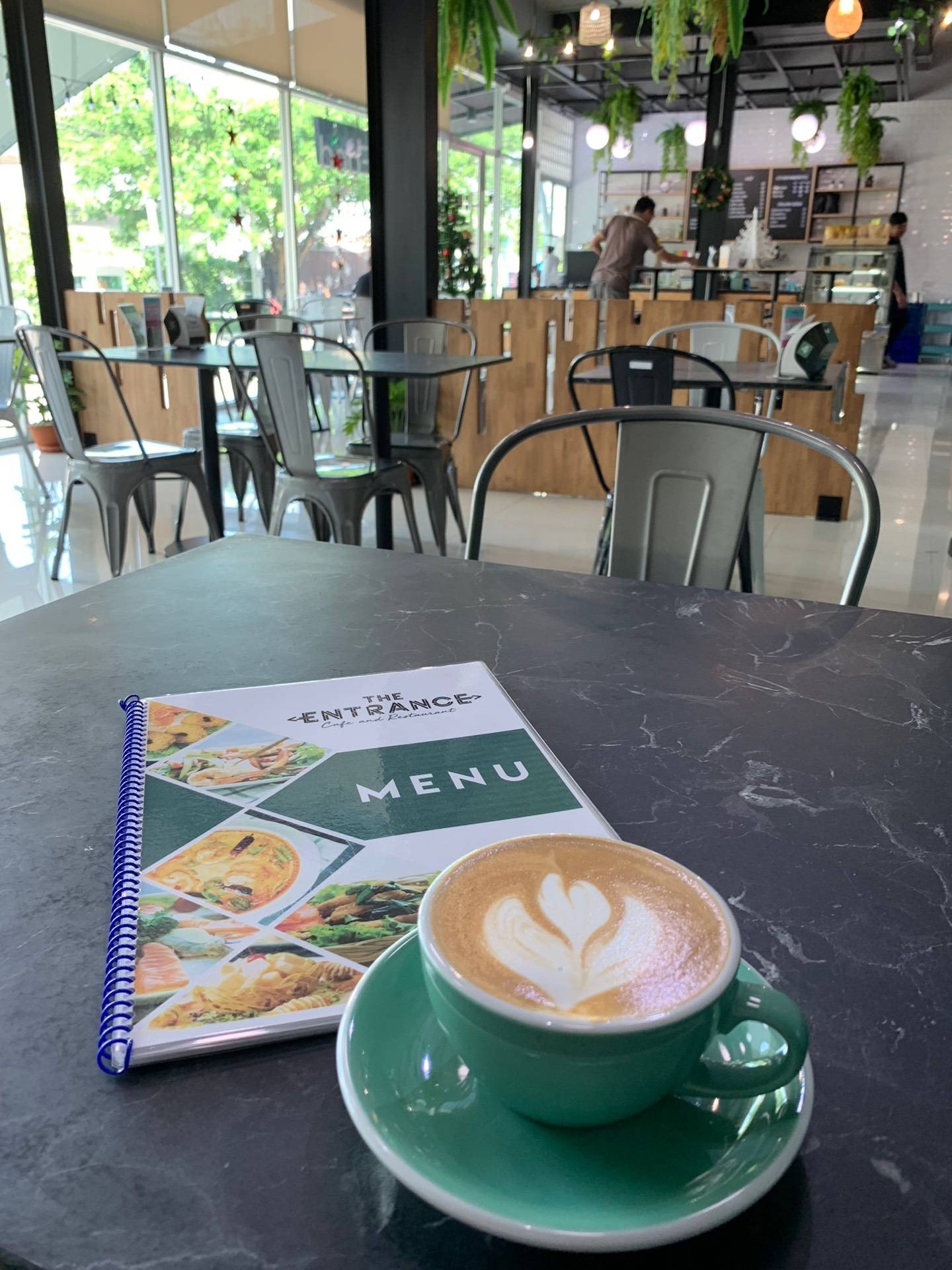 รีวิว The Entrance Cafe & Restaurant - บรรยากาศสบายๆ ตอนเช้า กาแฟ และ ...