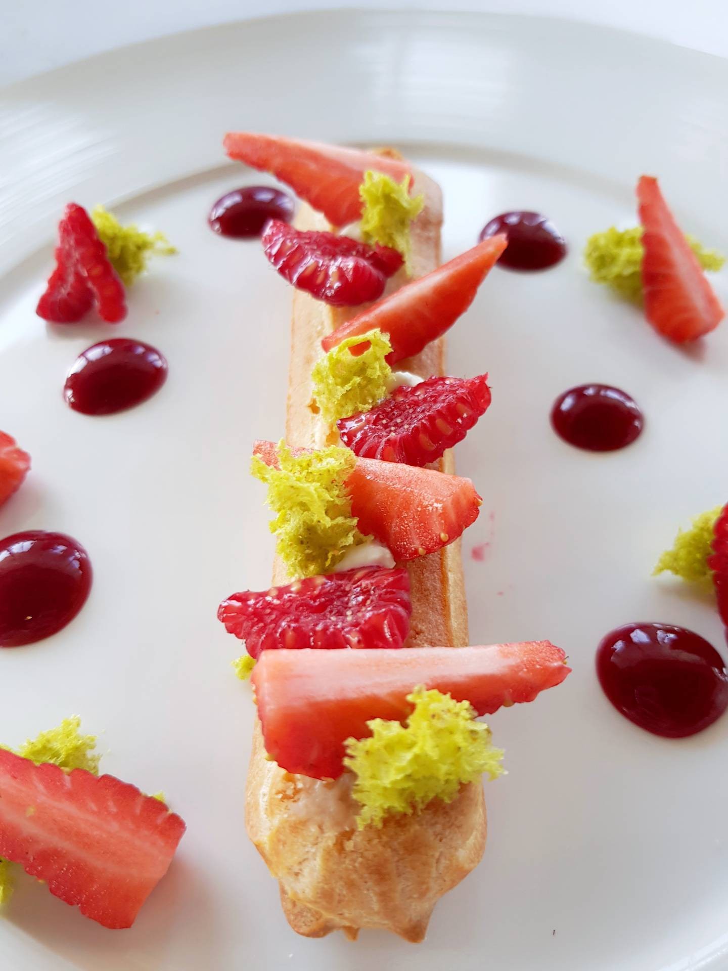 Revisited Red Fruit Eclair ร้าน Red Sky Restaurant at Centaragrand at ...