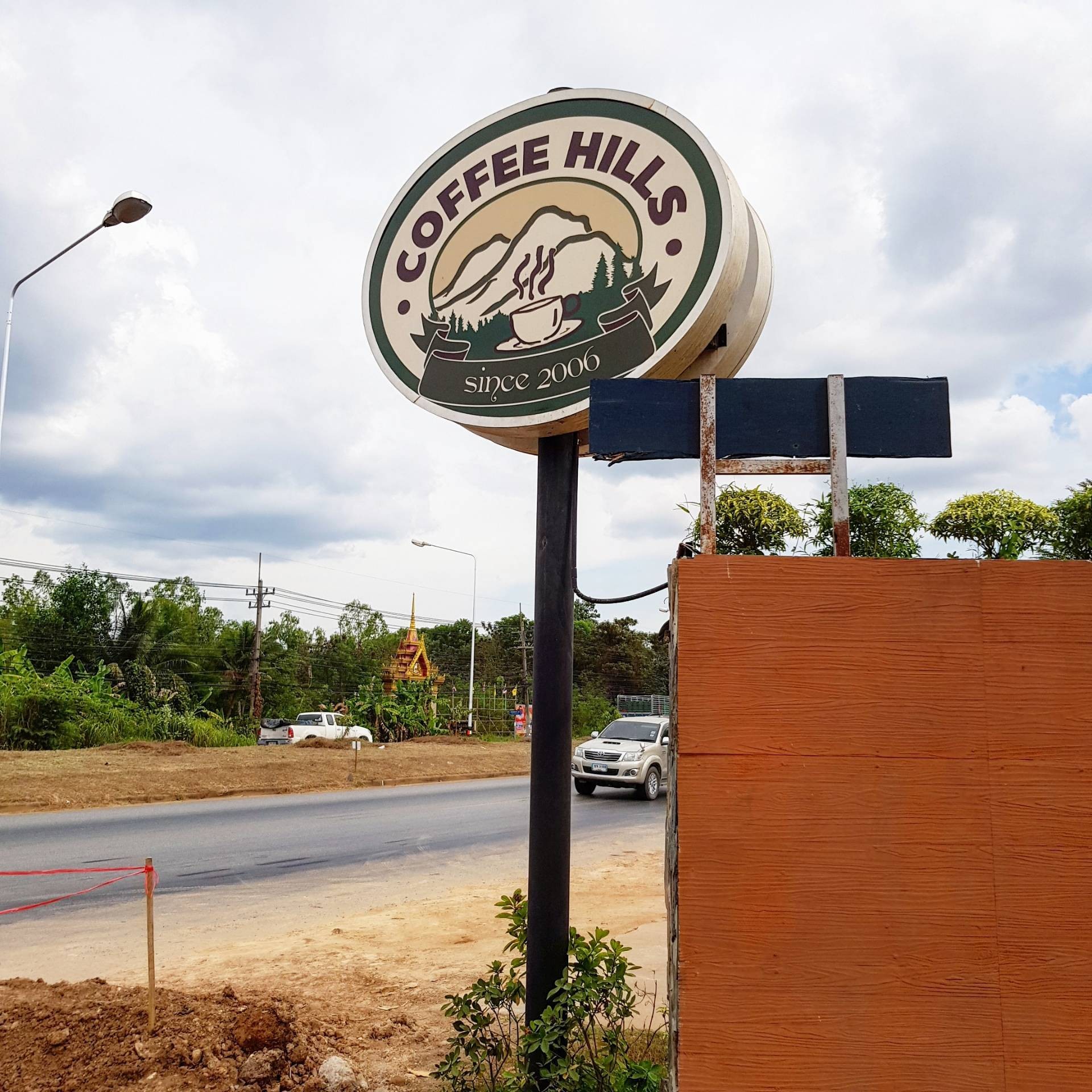 รีวิว Coffee Hills Grand สาขา 1 - อาหาร เครื่องดื่ม ของหวาน มีครบครันค่ะ