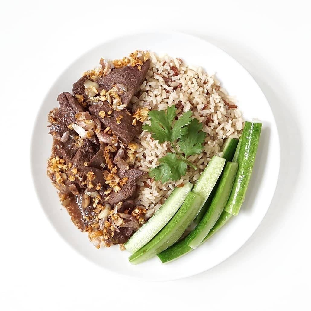 สูตร ข้าวราดตับหมูทอดกระเทียม พร้อมวิธีทำโดย ZOMX - Wongnai Cooking