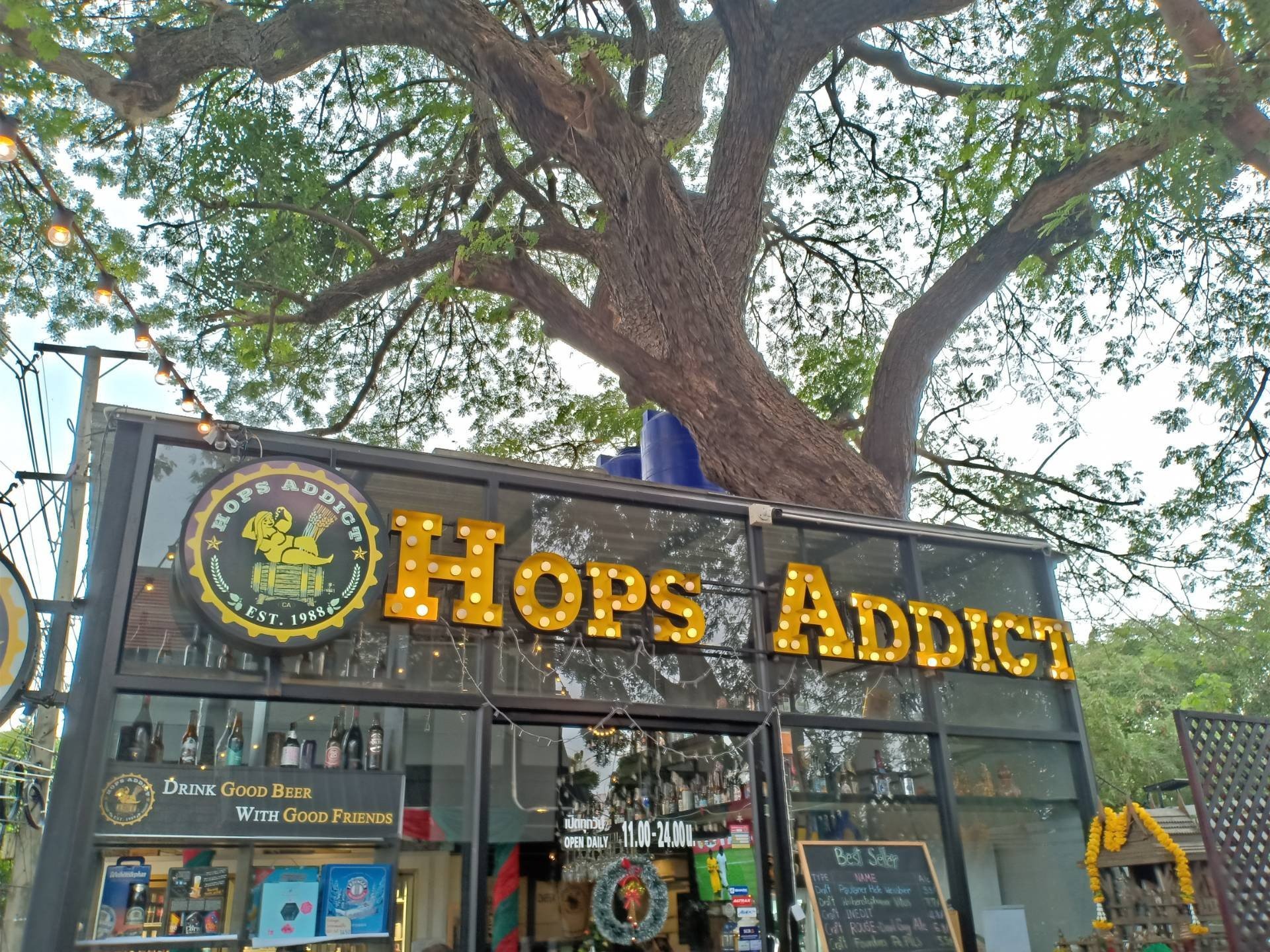 รีวิว Hops Addict Bangsaen (ฮอปแอดดิค บางแสน) บางแสน - เข้ามาก็บรรยากาศ ...