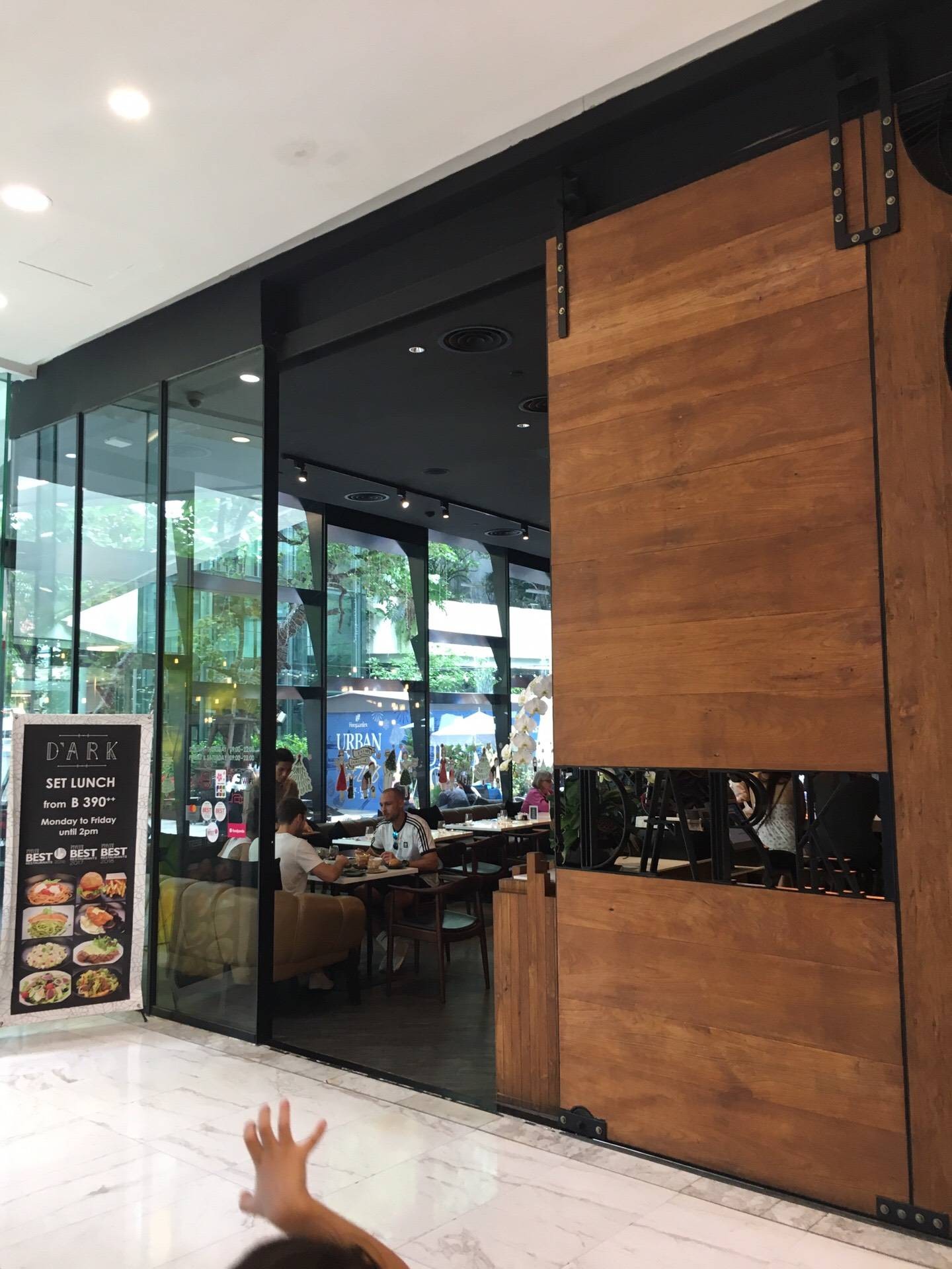 รีวิว D'ARK Emquartier - Great food and coffee in a pleasant setting.