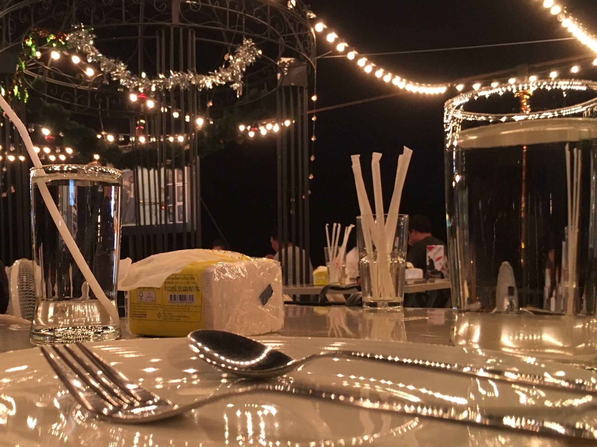 รีวิว Indy Cafe Gallery - เป็นร้านเล็กๆ มี 2 โซนให้เลือกนั้ง (โซนแอร์ ...