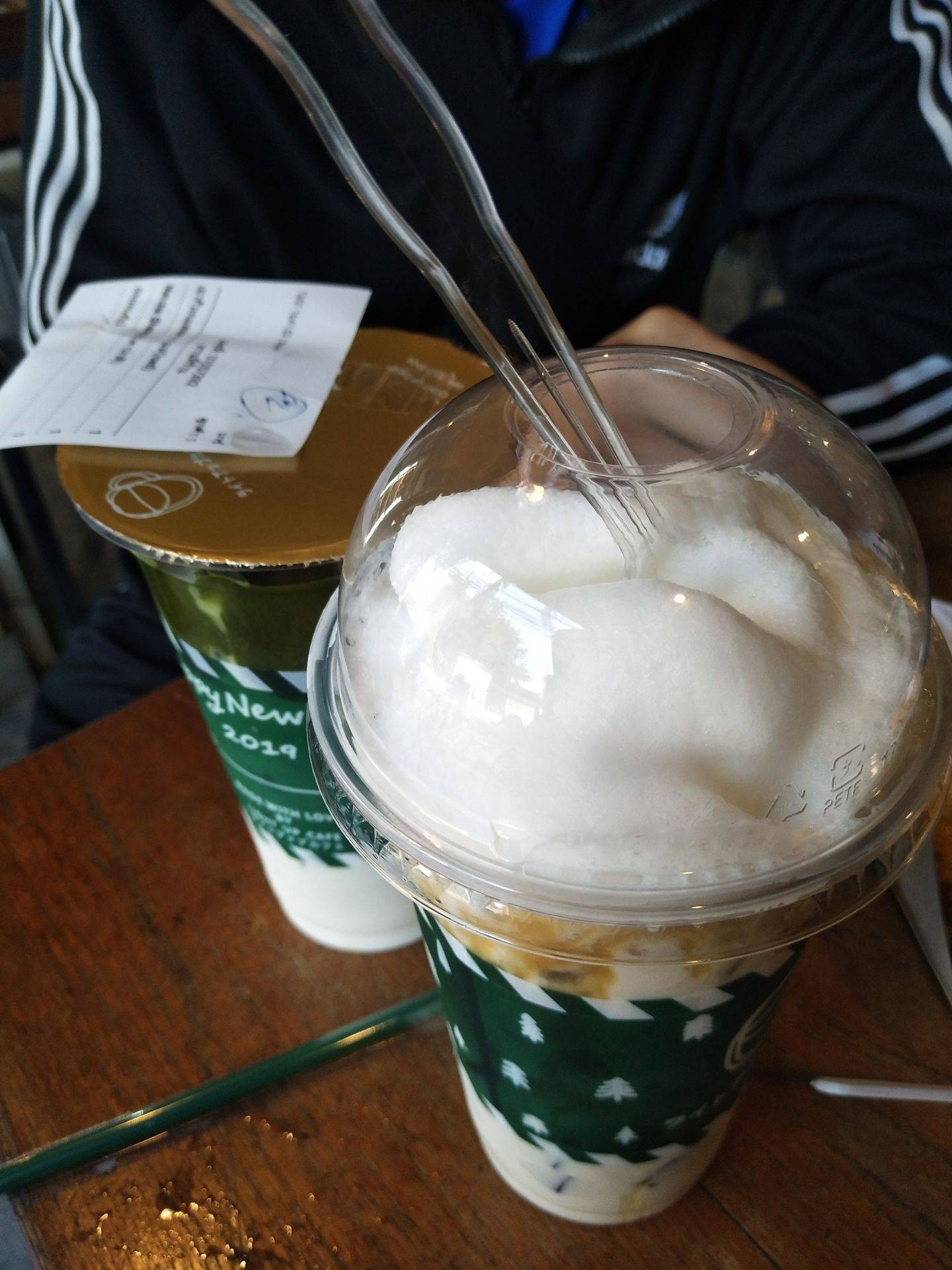 รีวิว ⭐️ Light up cafe 👍🏻 ไลท์อัพคาเฟ่ สาขาสนามกีฬา⭐️ - คนเยอะมากครับ ...