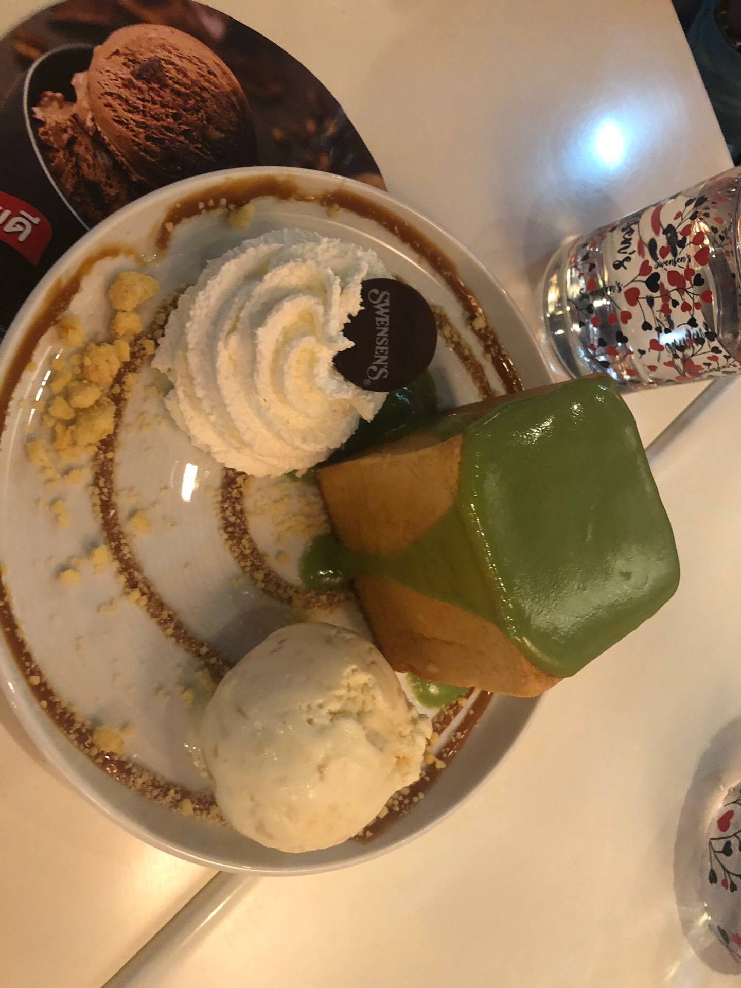 รีวิว Swensen's SILOM COMPLEX - ลาว่าใบเตยไส้ทะลัก