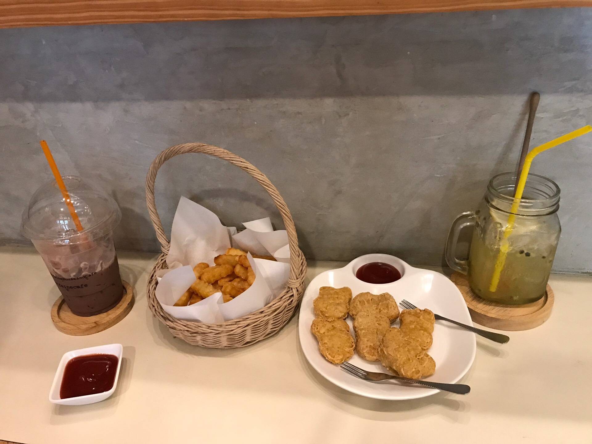 รีวิว Catfeine House&Cafe - พนักงานน่ารักทุกตัว