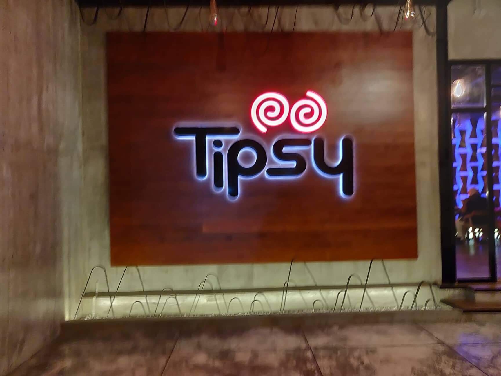 รีวิว Tipsy Bar - บาร์เปิดใหม่ กว้างขวาง เหมาะแก่การนั่งชิลล์กับเพื่อน